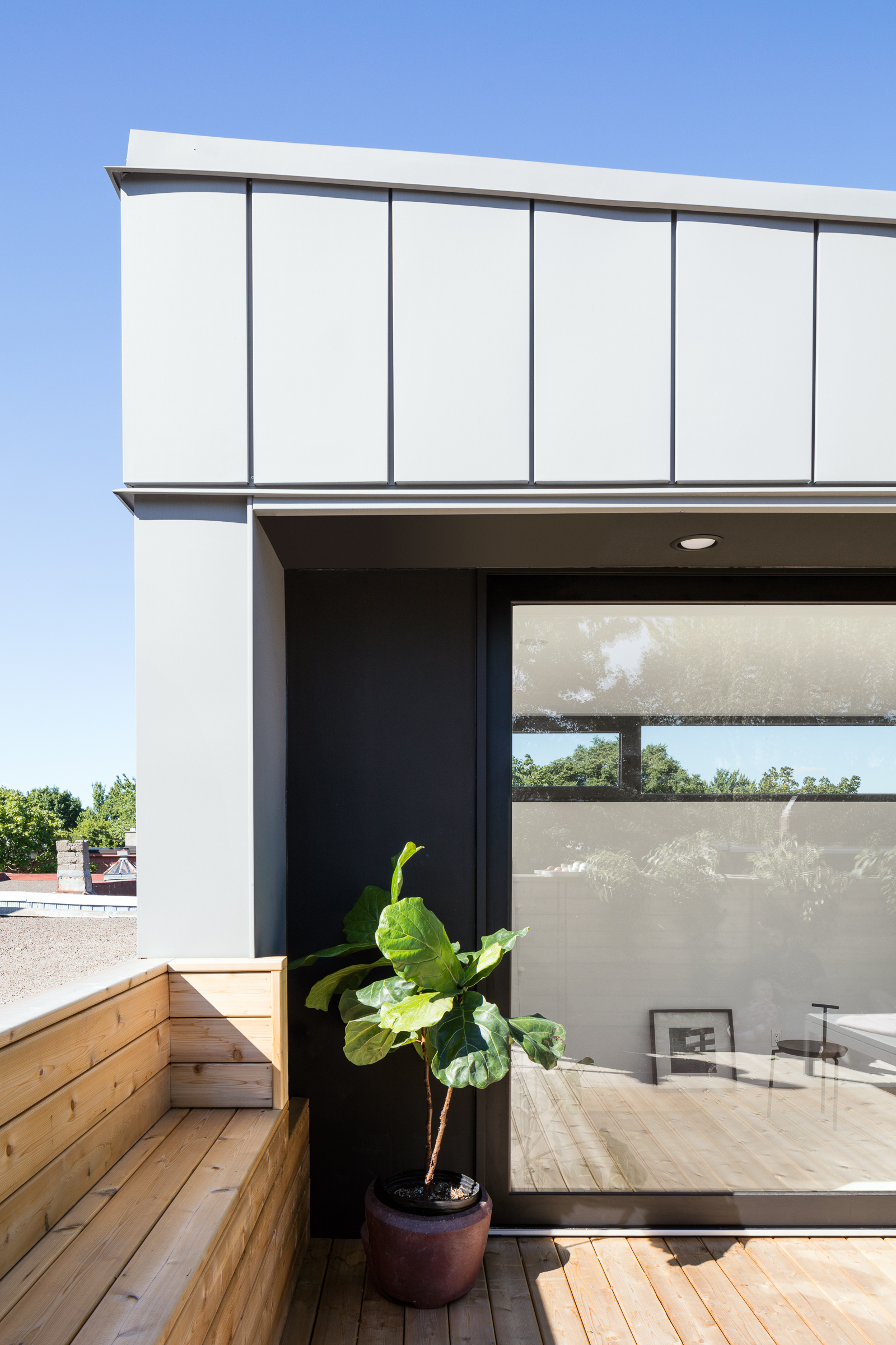 Residence Pontiac_The metal ridge by ALEXANDRE BERNIER ARCHITECTE ...