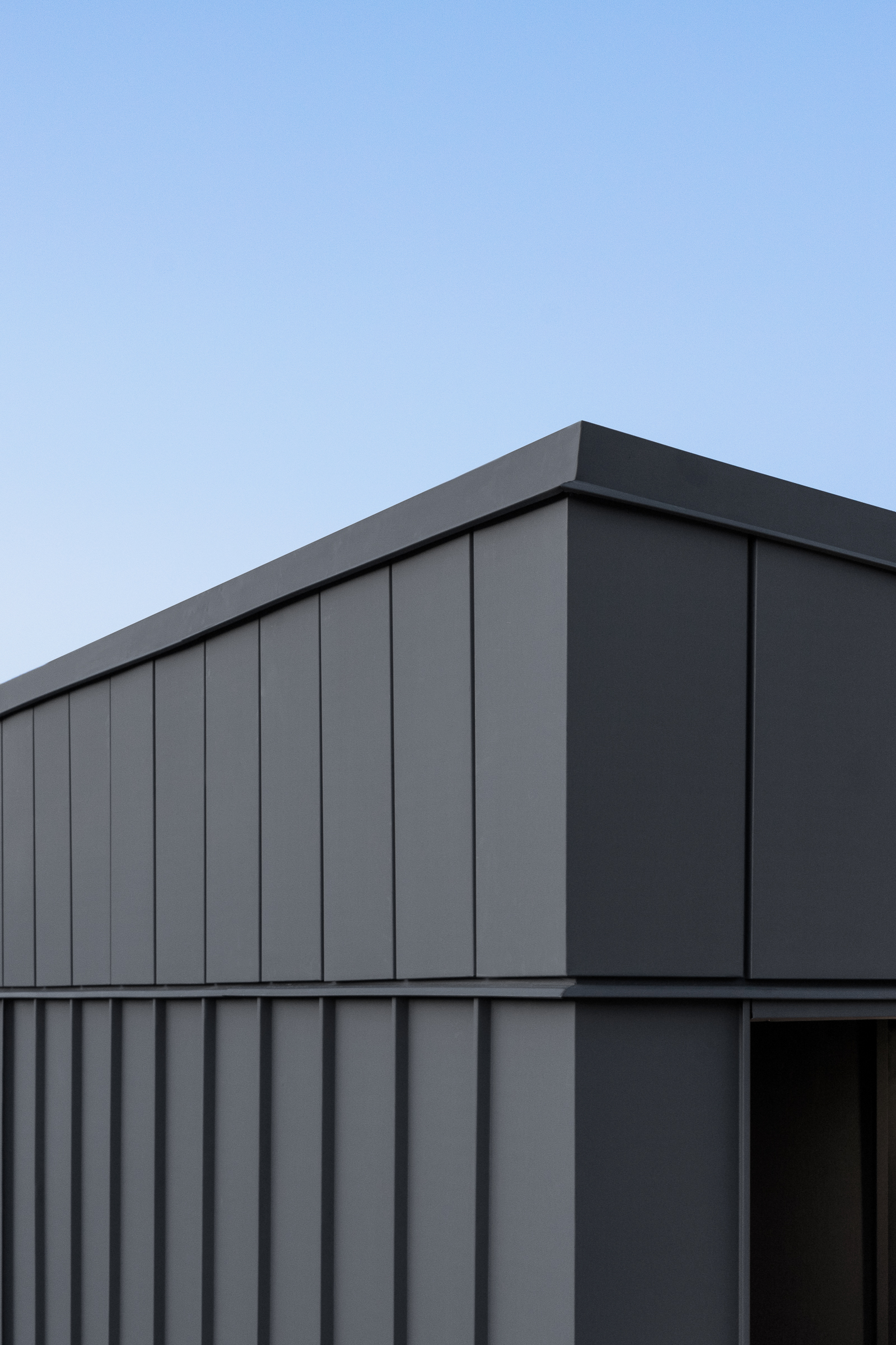 Residence Pontiac_The metal ridge by ALEXANDRE BERNIER ARCHITECTE ...