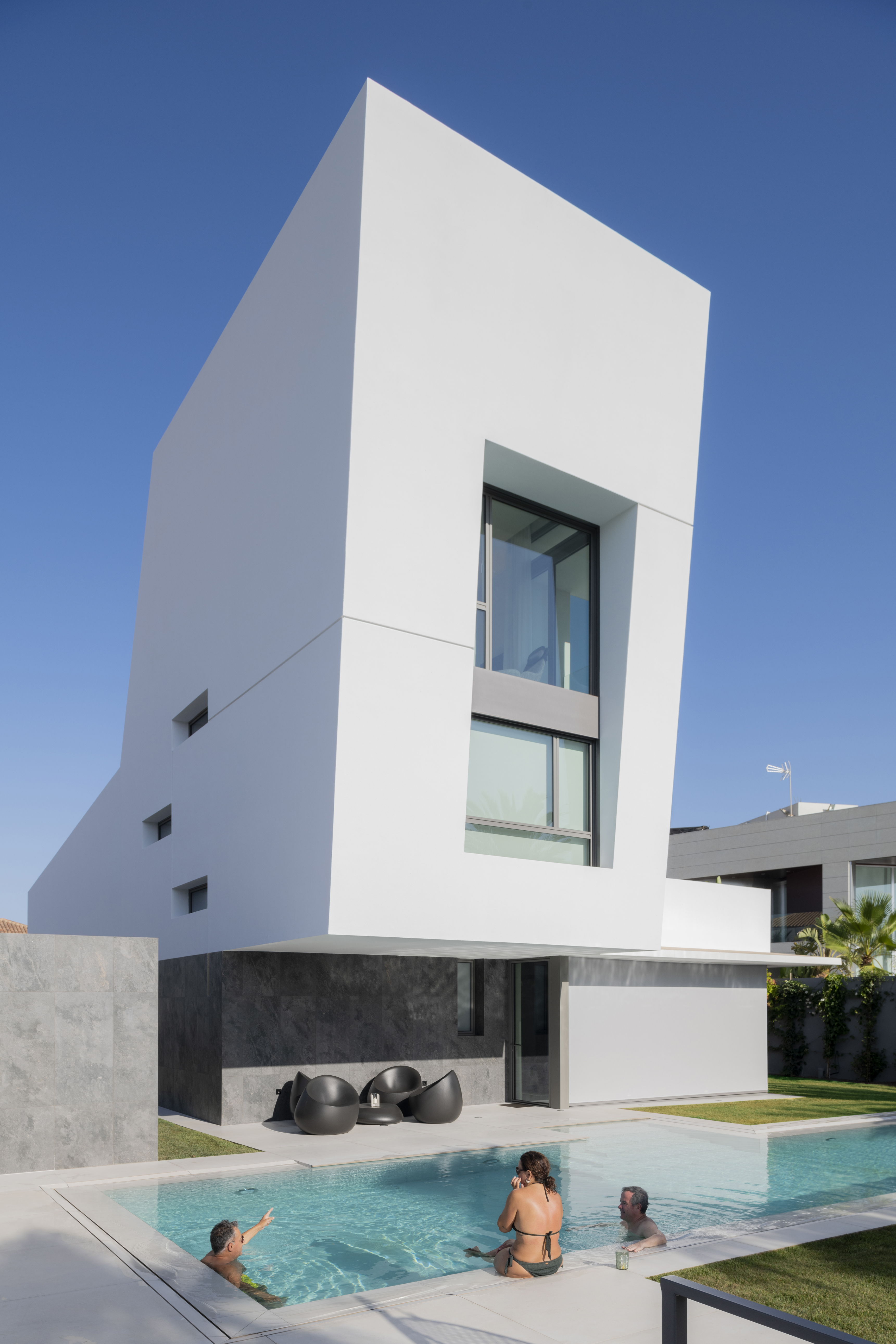 A inhabitable landmark. Single family house in Playa Serena by Mariano ...
