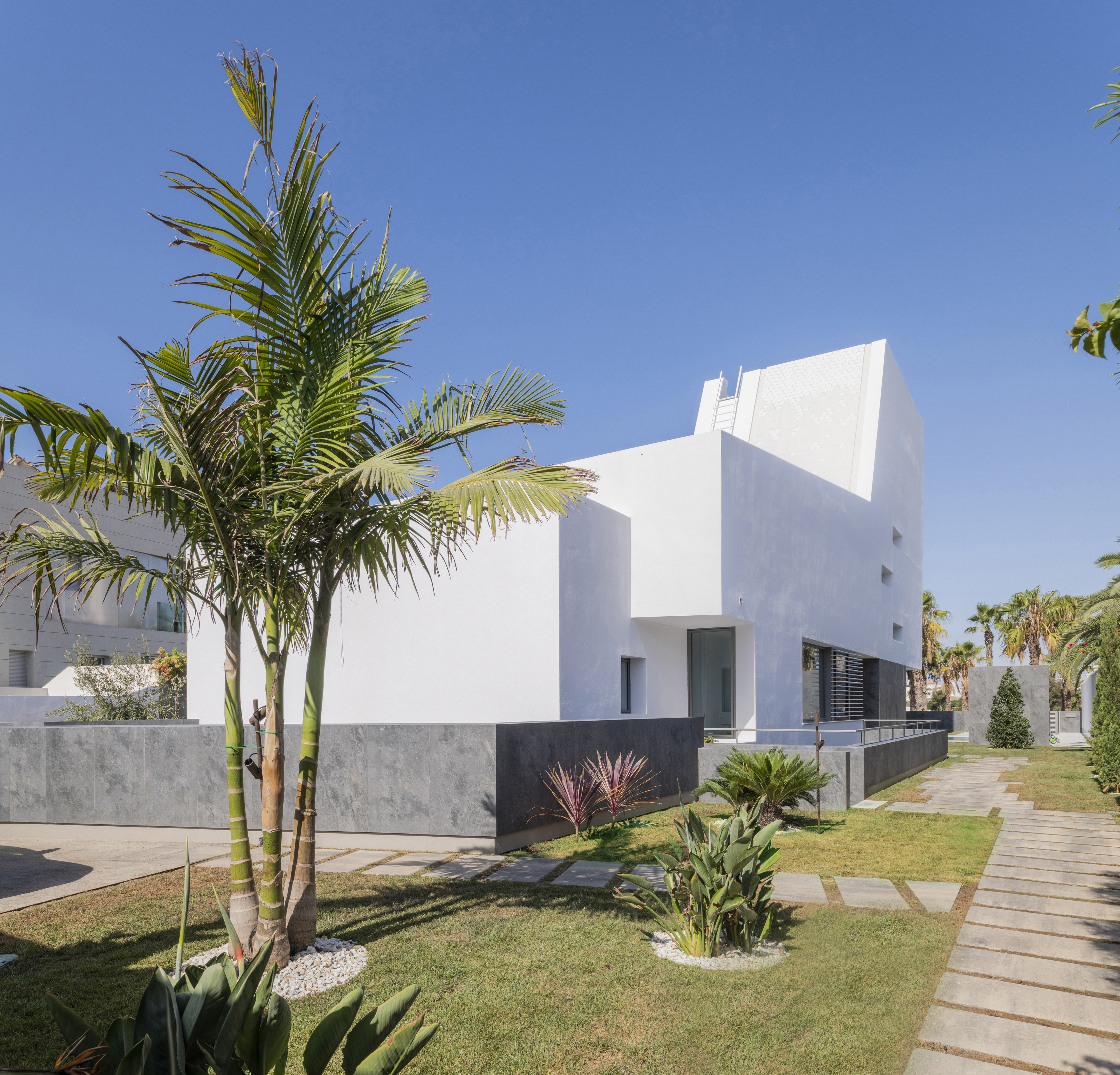 A inhabitable landmark. Single family house in Playa Serena by Mariano ...