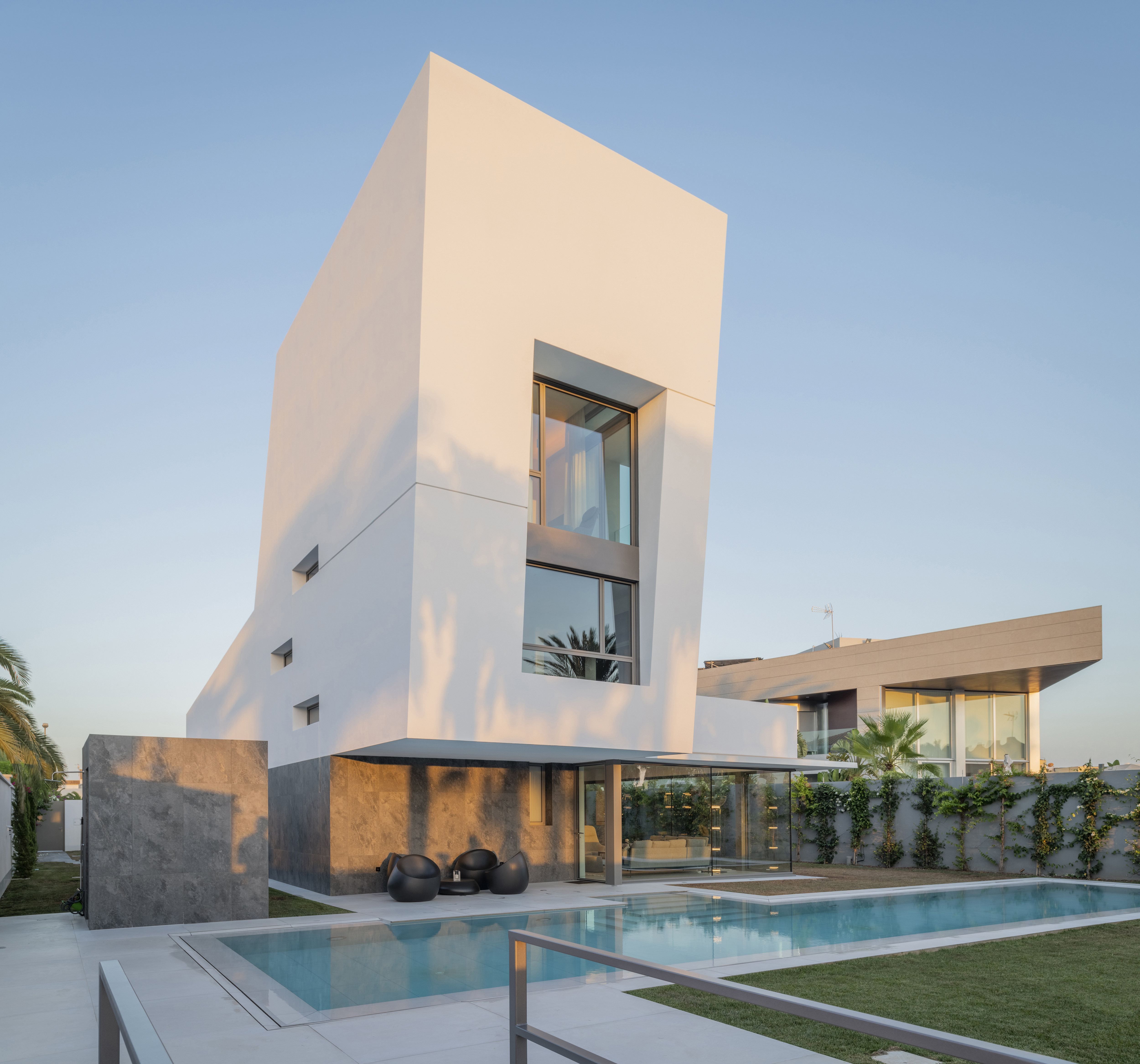 A inhabitable landmark. Single family house in Playa Serena by Mariano ...