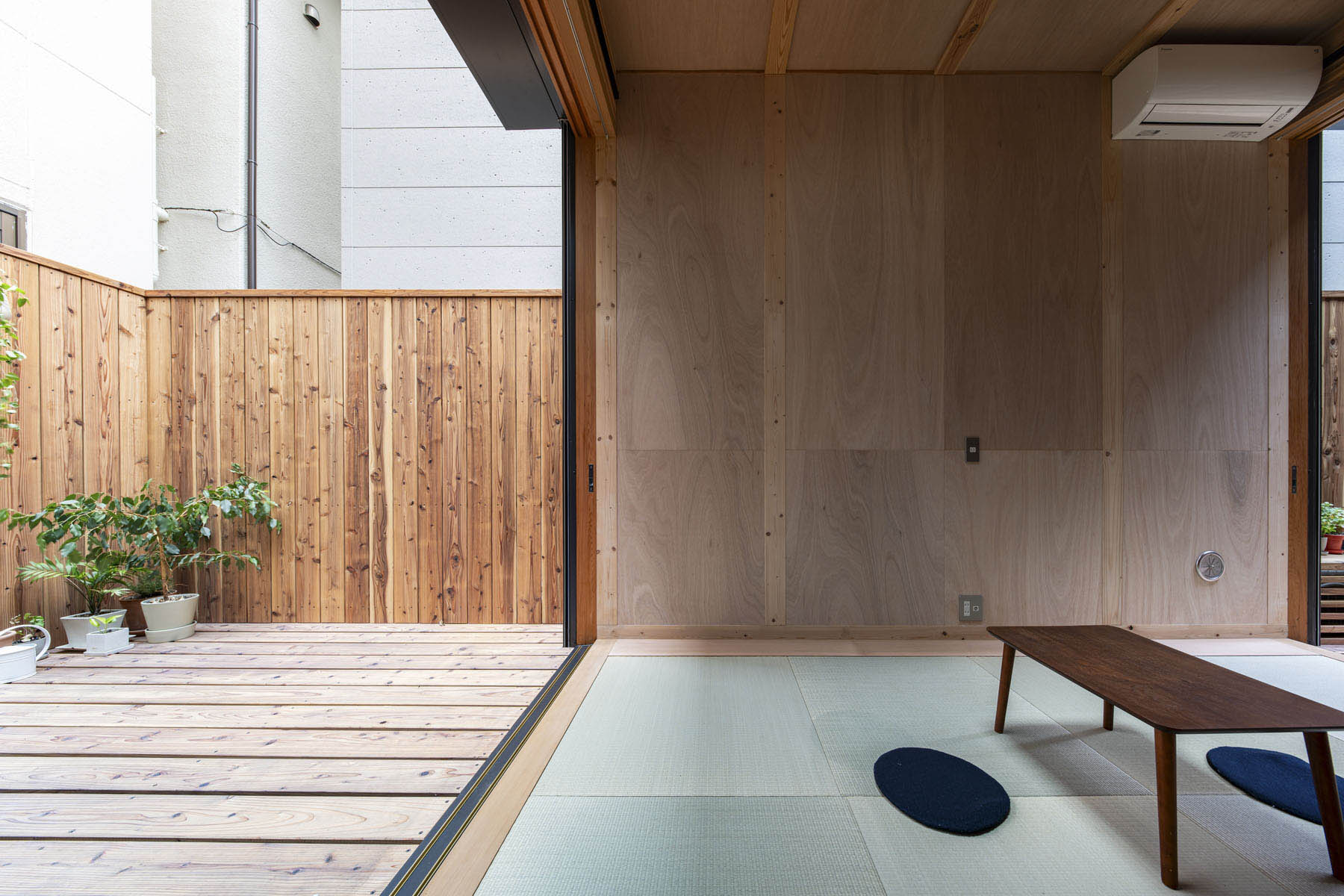 Rowhouse in Kikawa by YYAA | Yoshihiro Yamamoto & Associates ...