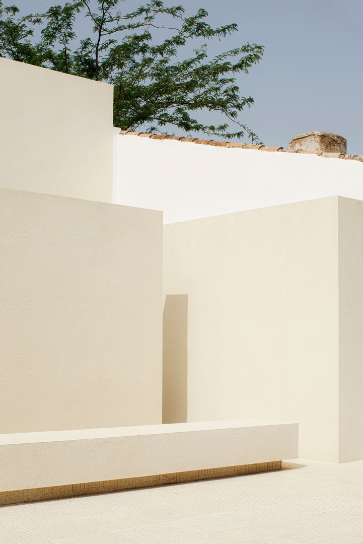 School in Aguas Nuevas. Light-filled chamber by Iterare arquitectos by ...