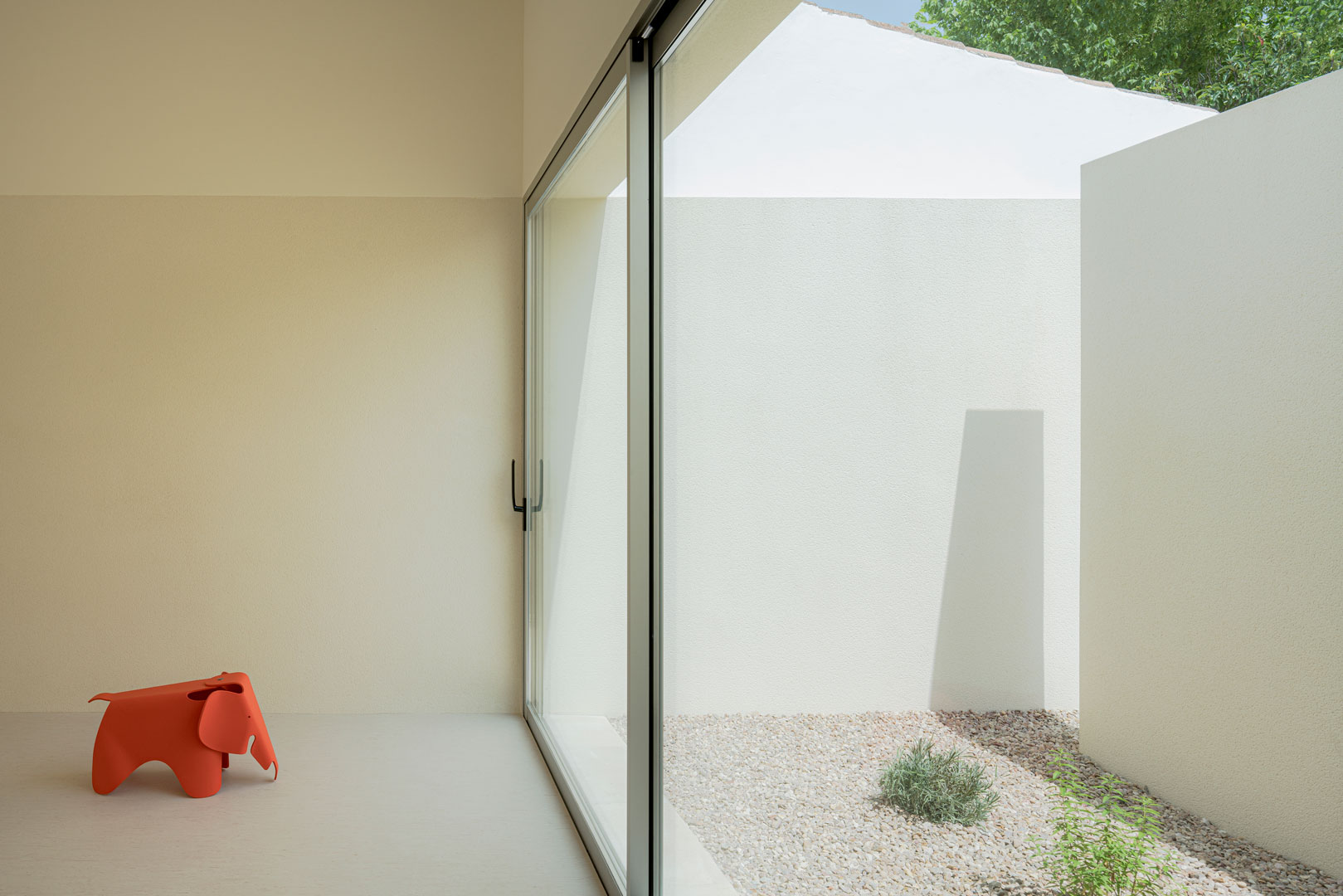 School in Aguas Nuevas. Light-filled chamber by Iterare arquitectos by ...