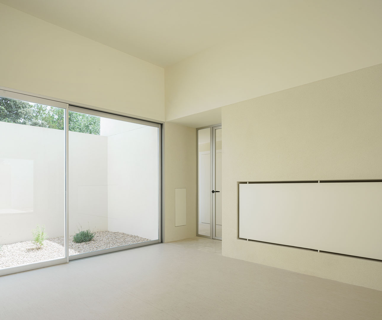 School in Aguas Nuevas. Light-filled chamber by Iterare arquitectos by ...