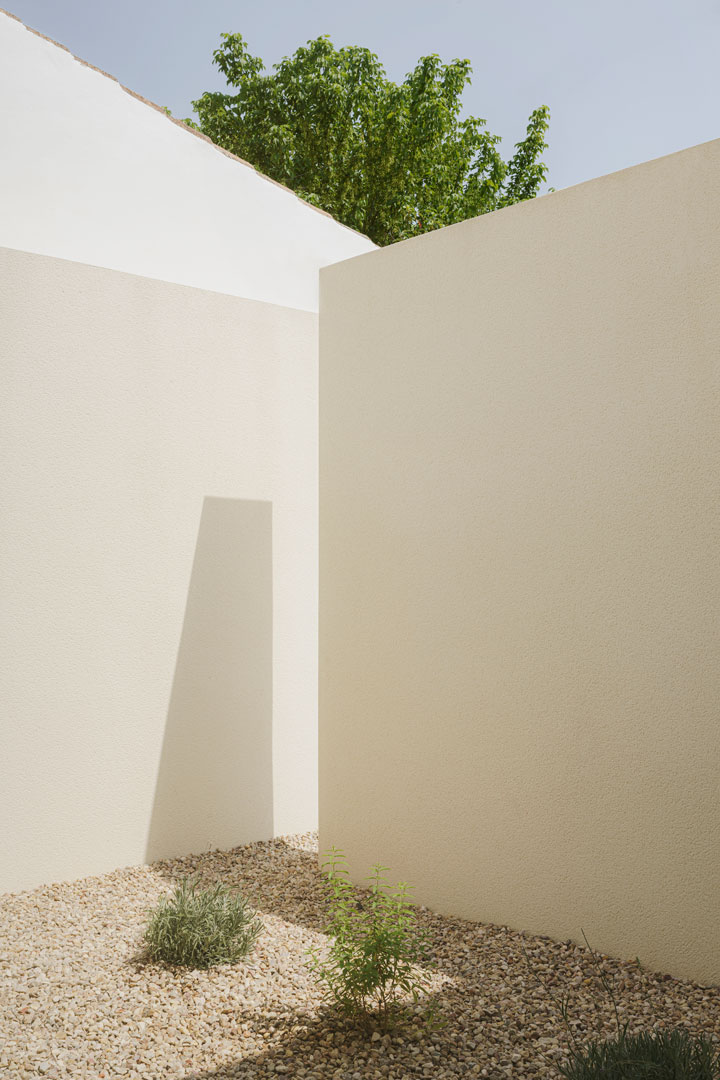 School in Aguas Nuevas. Light-filled chamber by Iterare arquitectos by ...