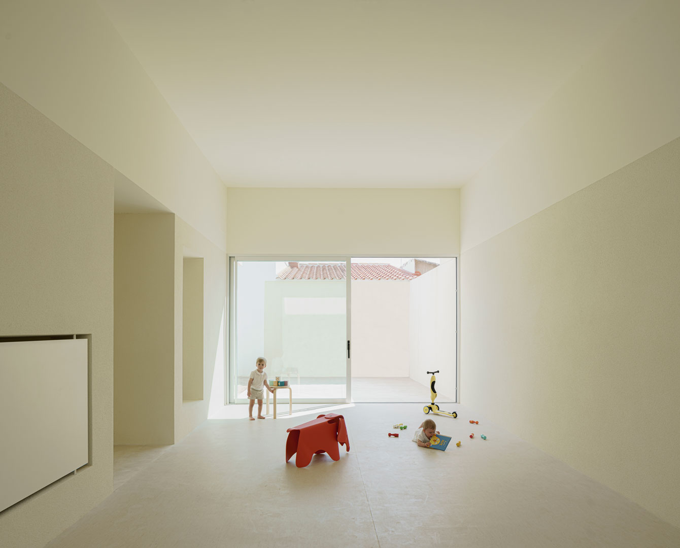 School in Aguas Nuevas. Light-filled chamber by Iterare arquitectos by ...
