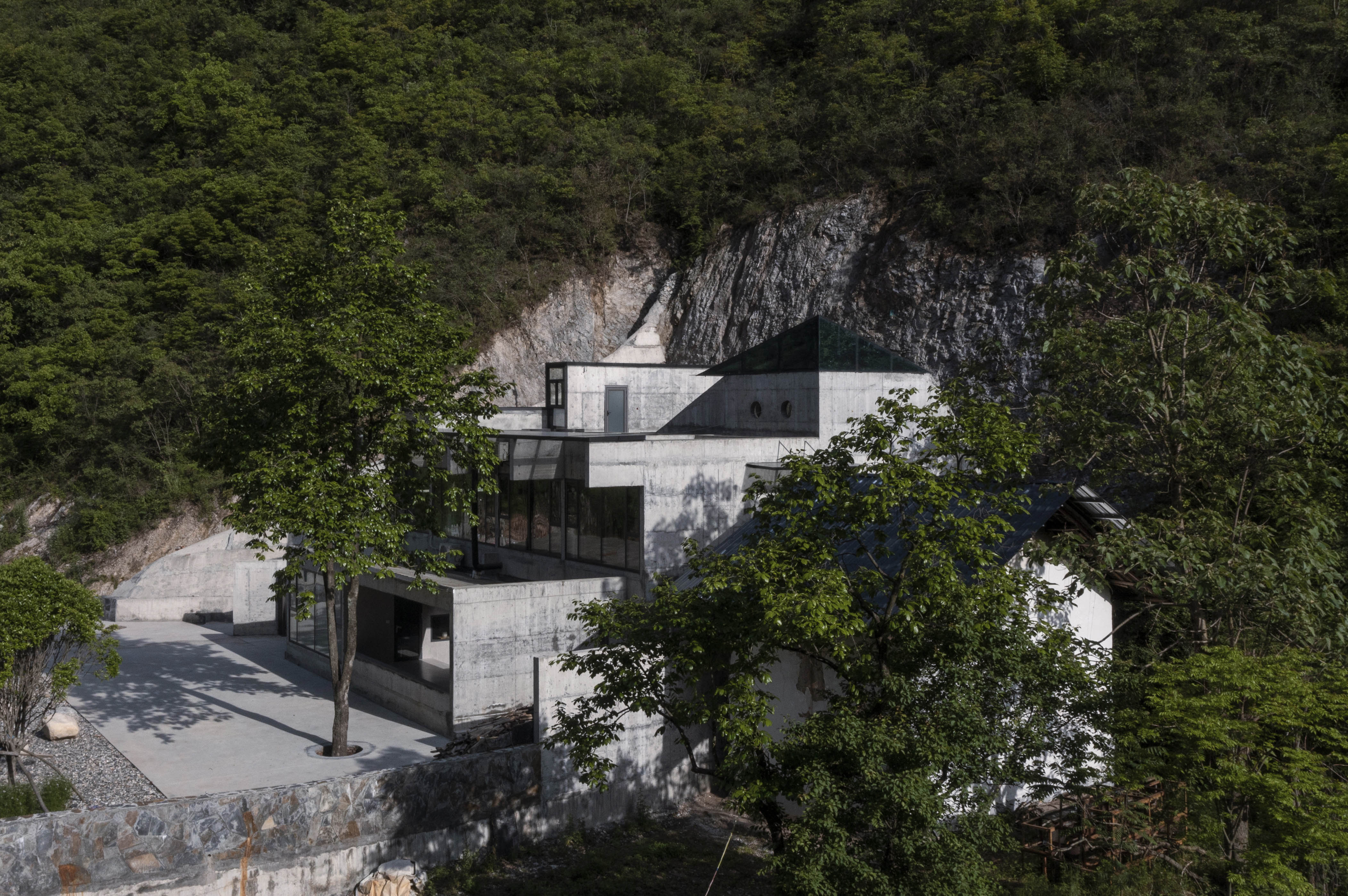 Idea 3879929: Cliff House by LI WENXI ARCHITECTS 郦文曦建筑事务所 in Shiyan ...