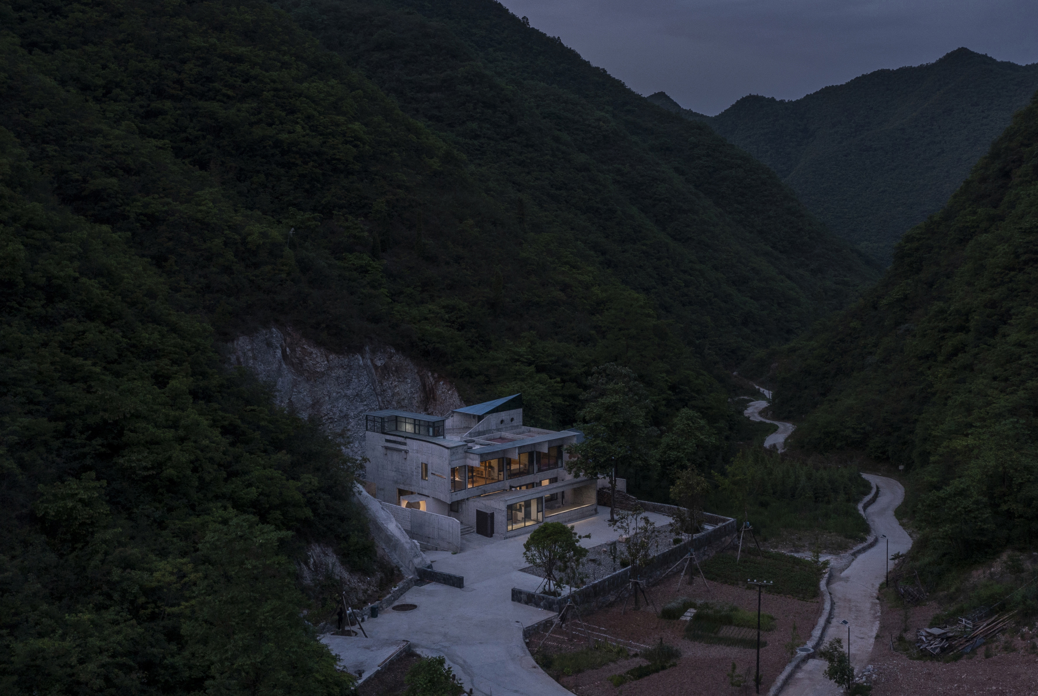 Idea 3879954: Cliff House by LI WENXI ARCHITECTS 郦文曦建筑事务所 in Shiyan ...
