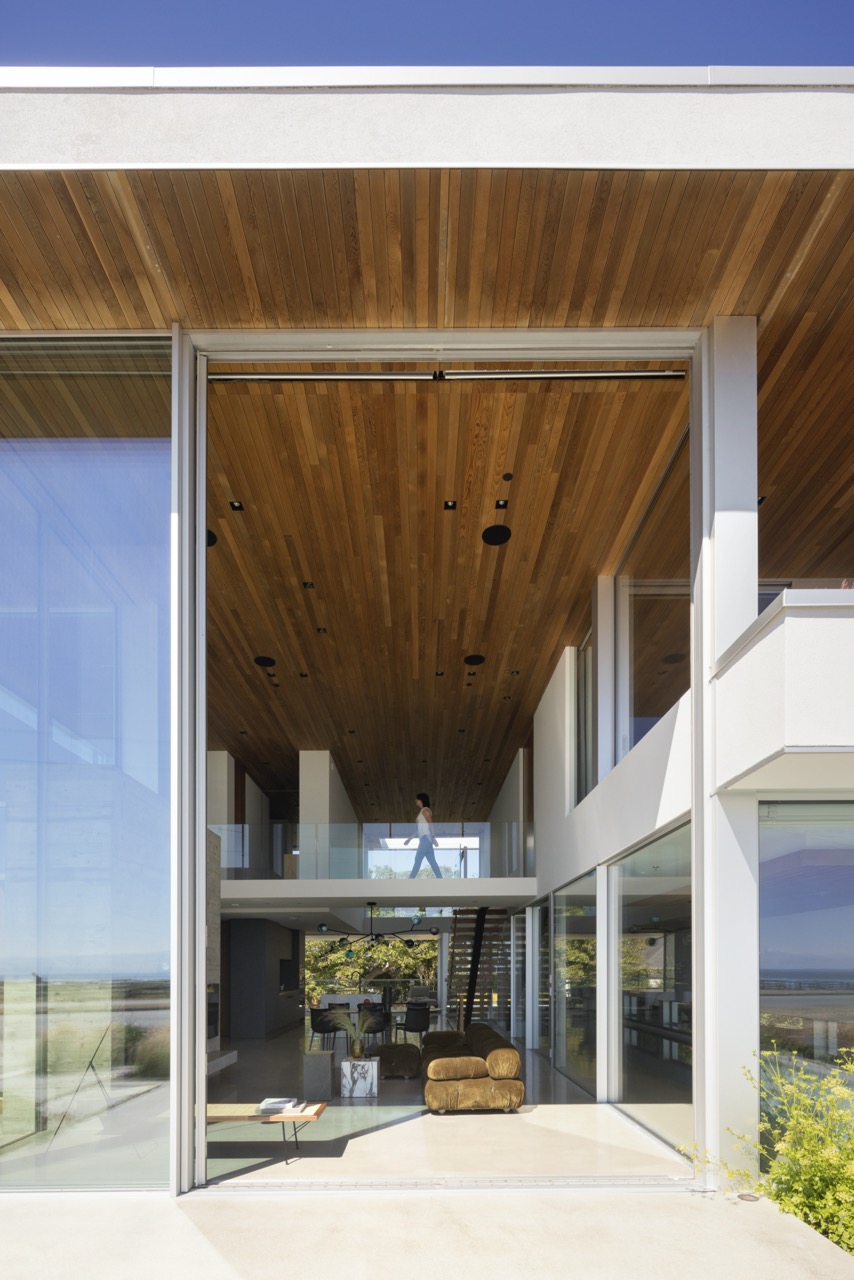 Clover Point Residence by Frits de Vries Architects + Associates Ltd ...