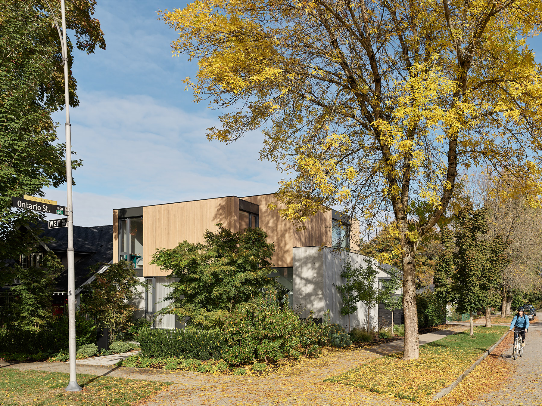 Riley Park Residence by Frits de Vries Architects + Associates Ltd ...