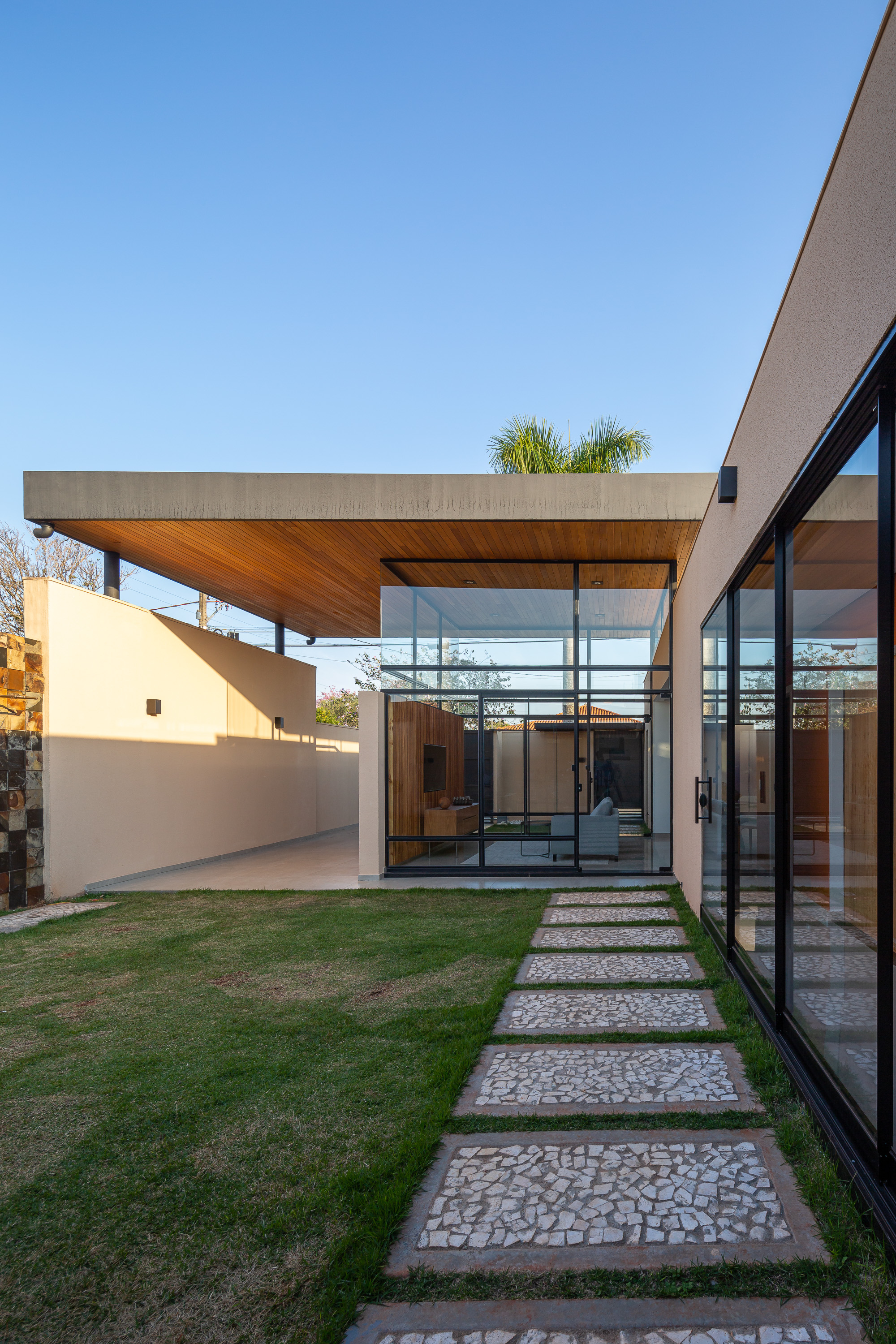 Idea 3898300: Glass House by Ser Arquitetos in Londrina, Brazil ...
