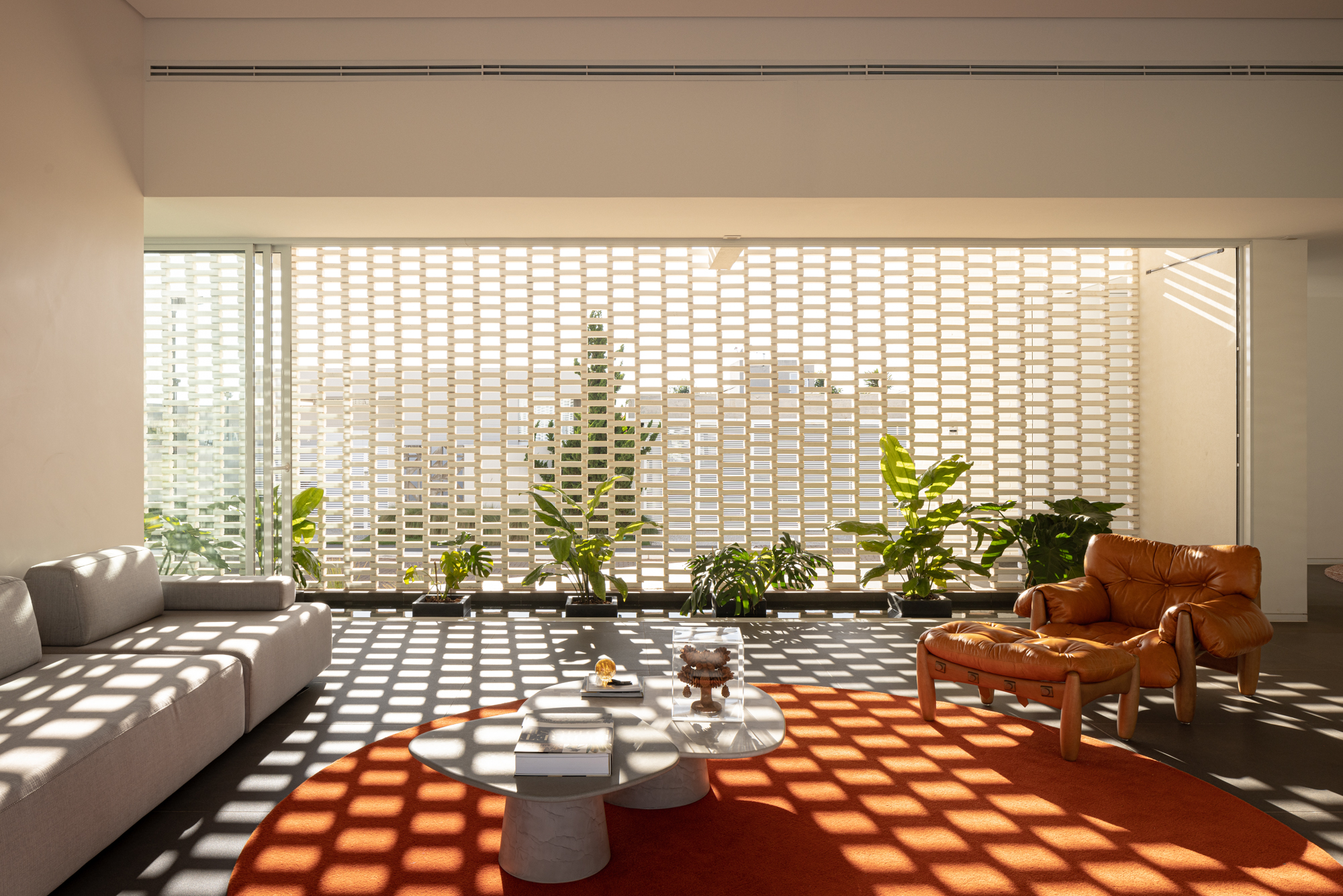 Idea 3910428: White Bricks House by BLOCO Arquitetos in Brasília ...