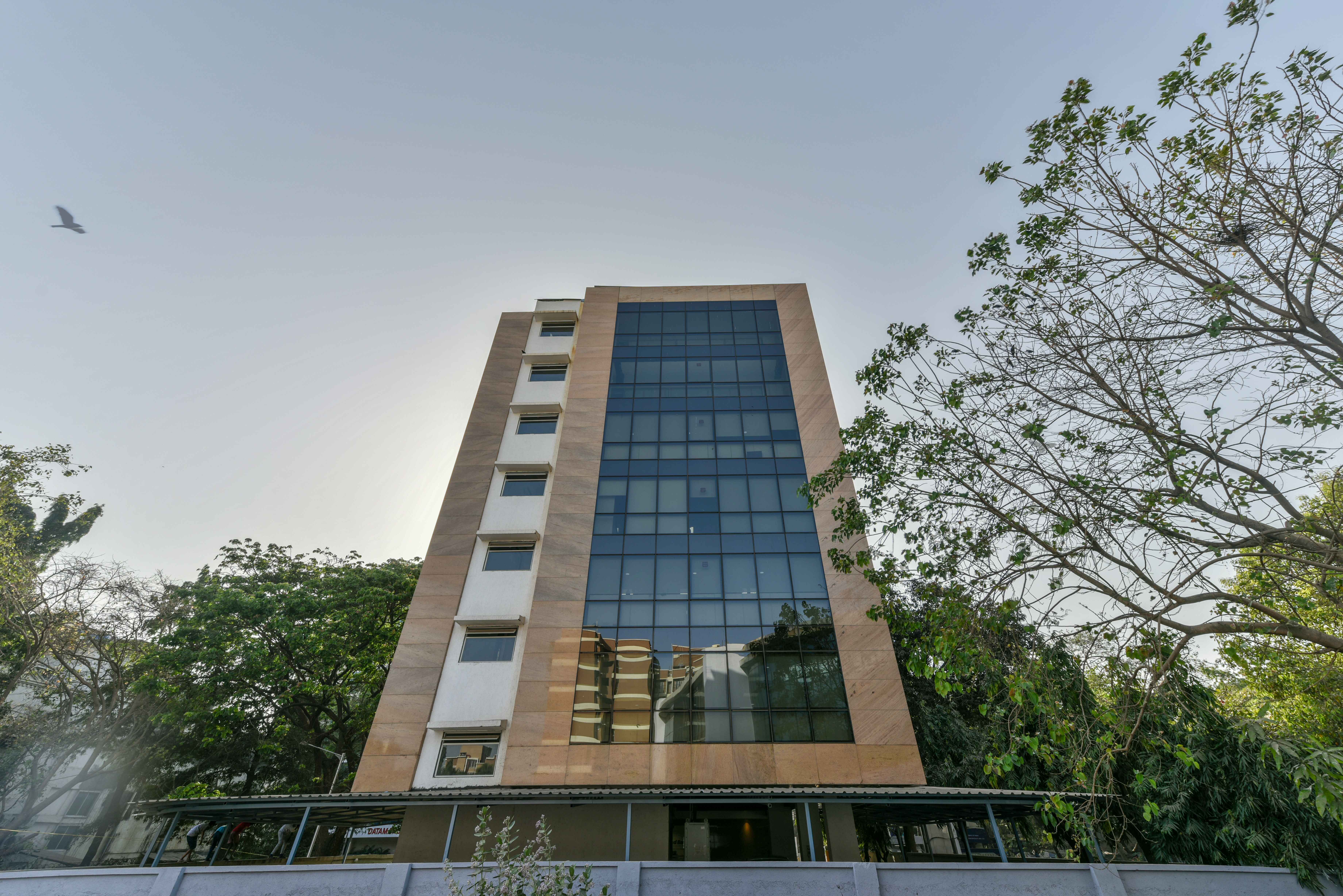 Adaptive Reuse : Transforming Old Buildings into New Spaces by Banaji ...