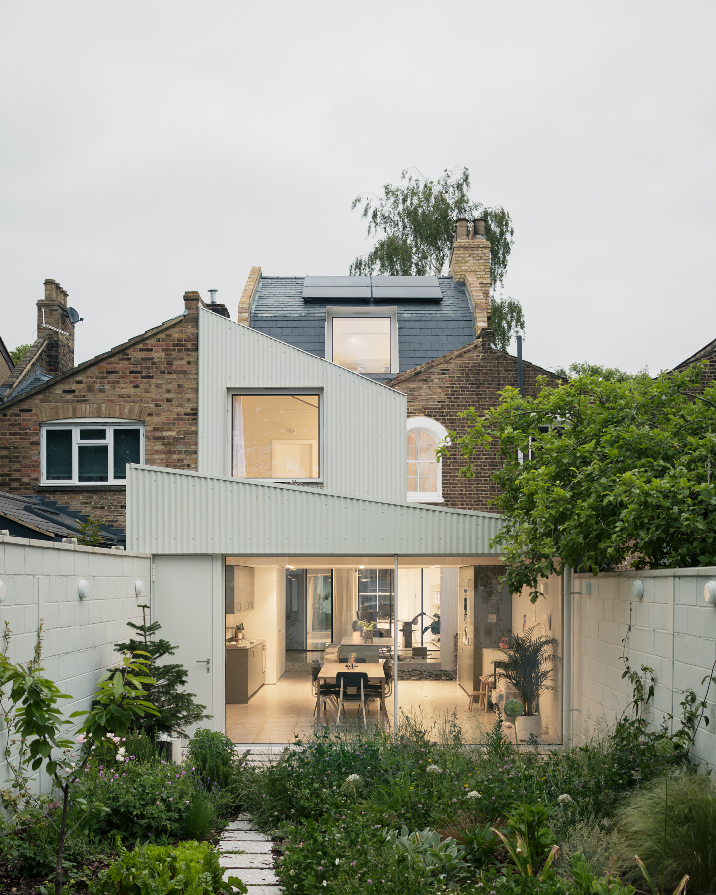 Idea 3972100: White Patio House by Pashenko Works in London, United ...