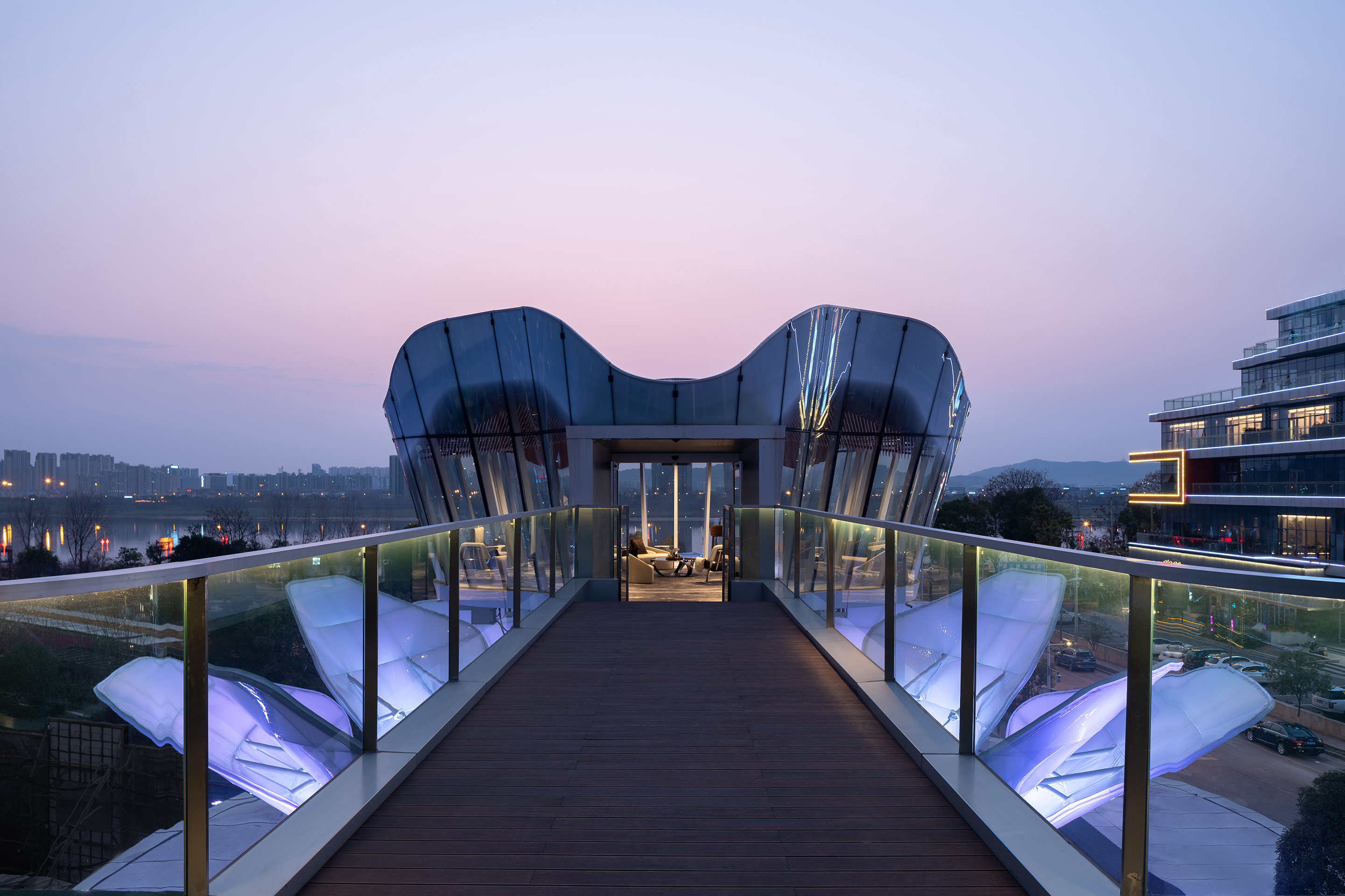 Dynamic Architecture with Overall Mobility: Lotus by the Xiangjiang ...