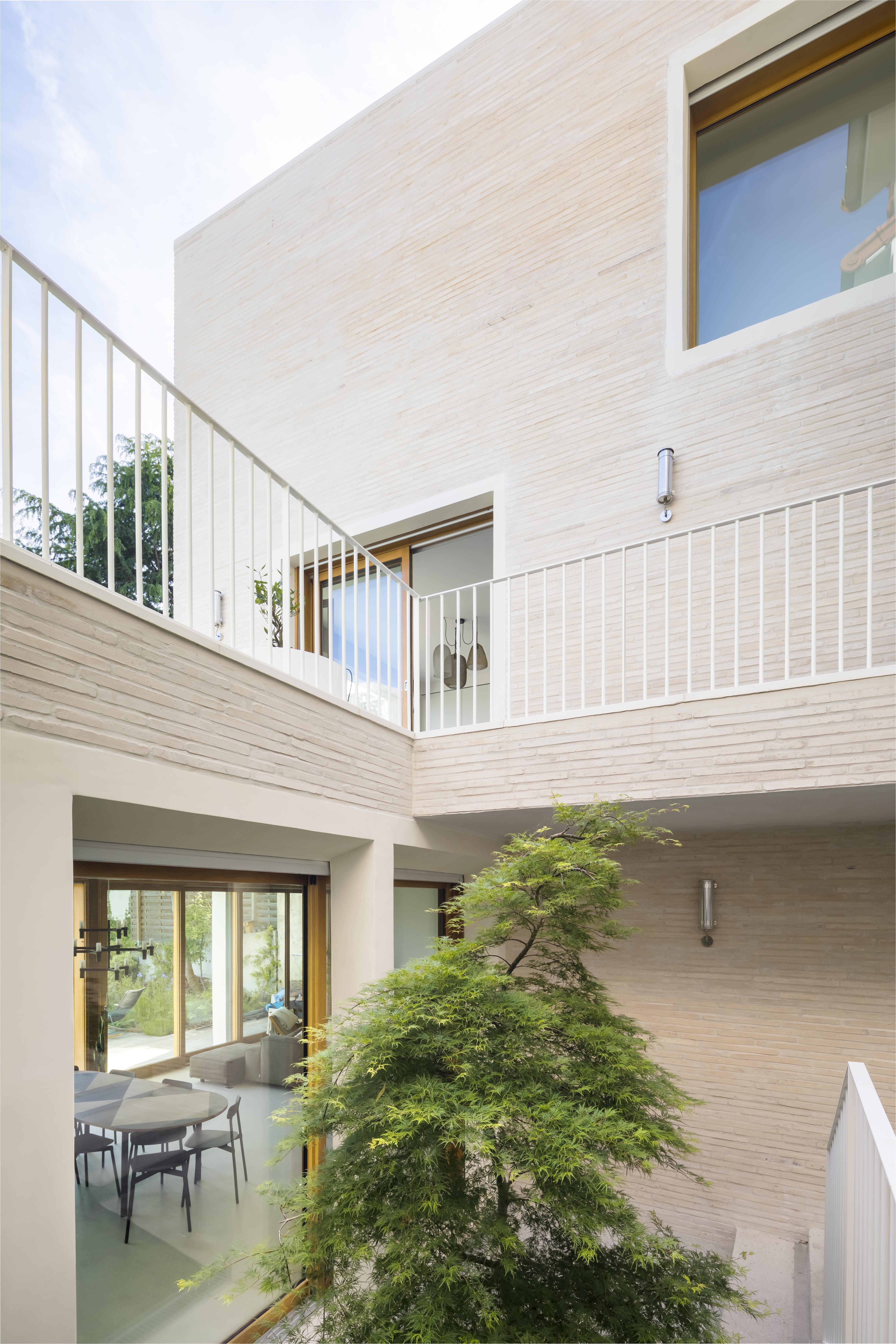 IN HAUTS-DE-SEINE (FRANCE), THE HEMAA EXTENSION BRIDGES THE GAP BETWEEN ...