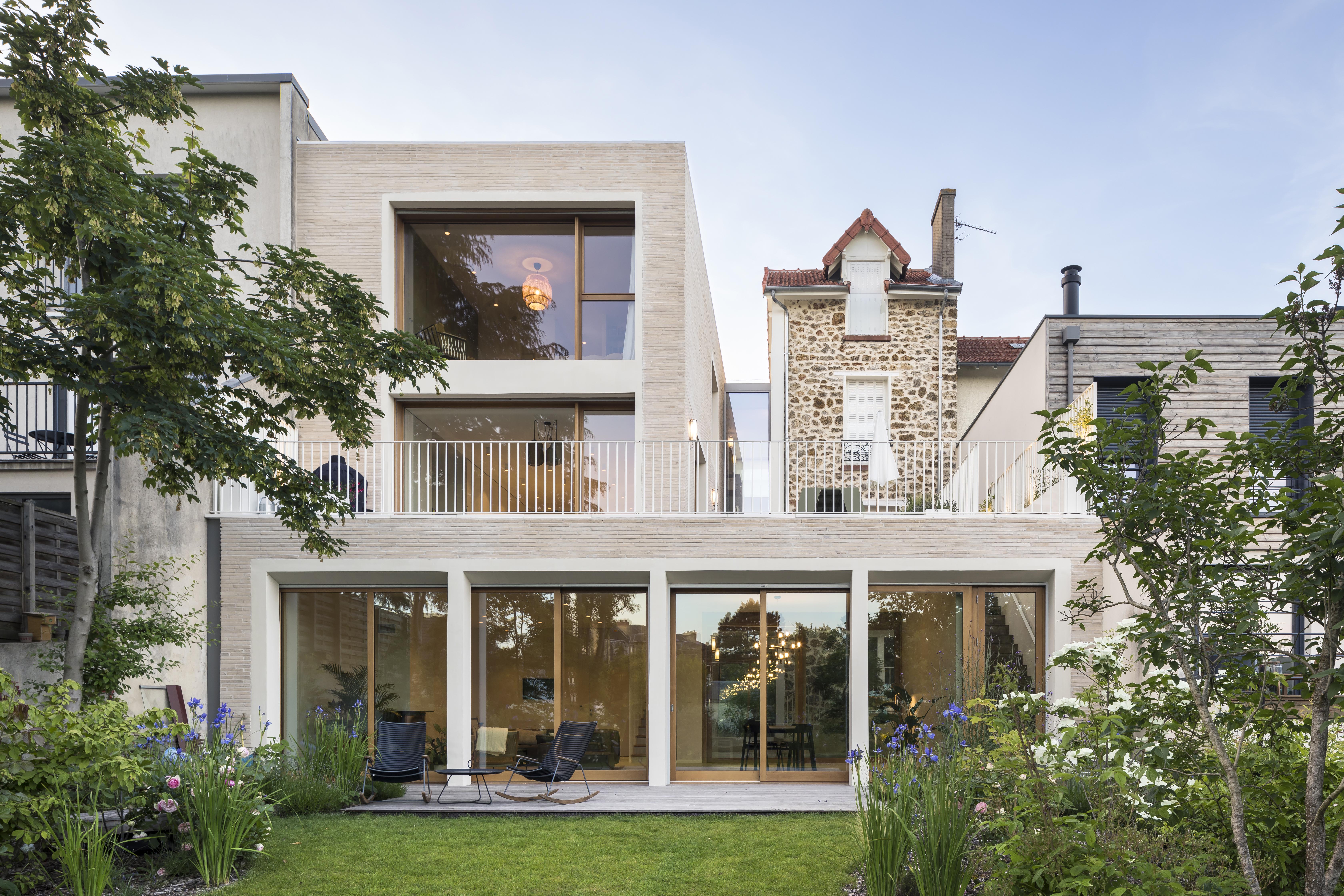 IN HAUTS-DE-SEINE (FRANCE), THE HEMAA EXTENSION BRIDGES THE GAP BETWEEN ...