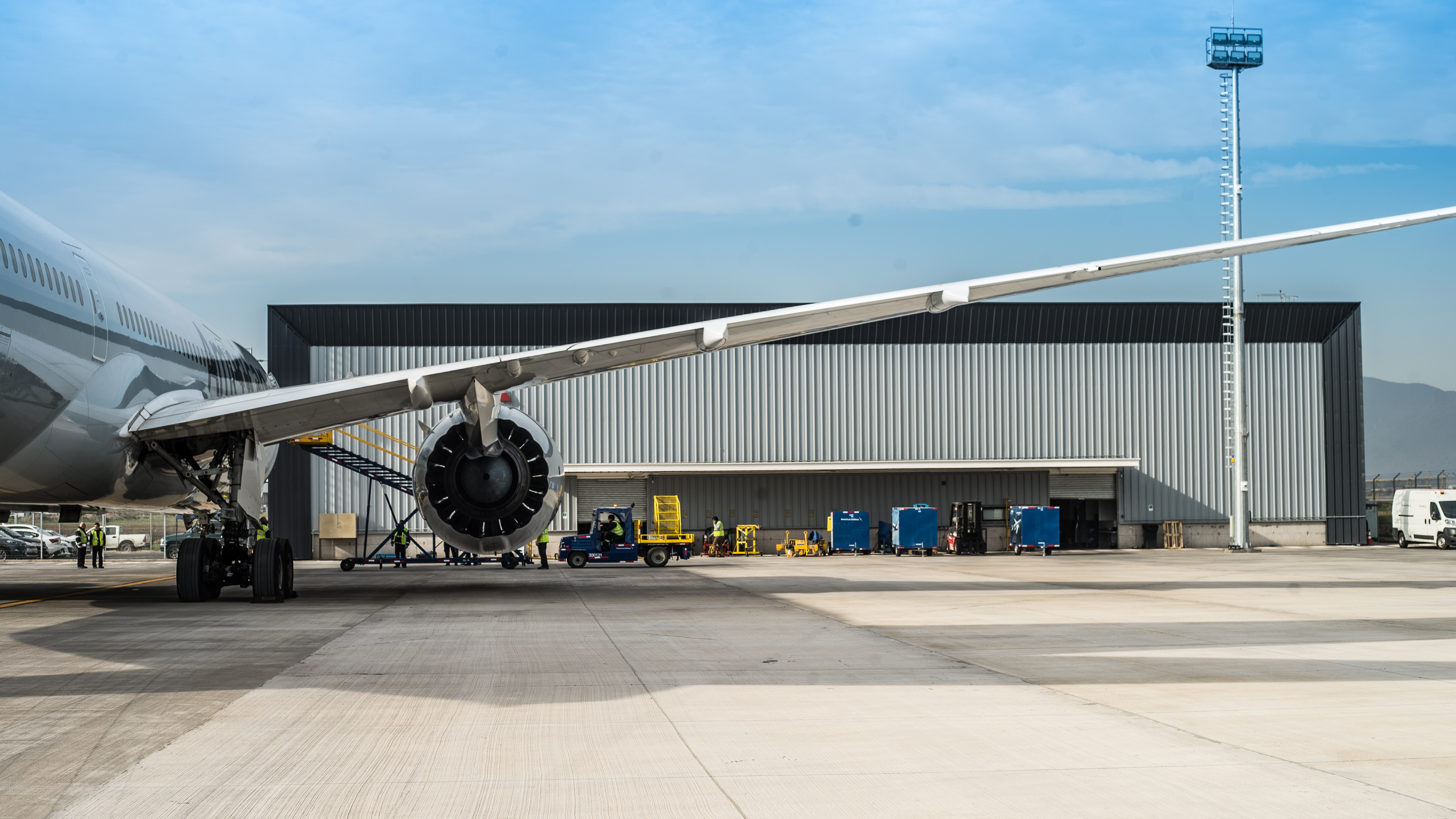 American Airlines Aircraft Maintenance Warehouse by Grupo Arquitectos ...