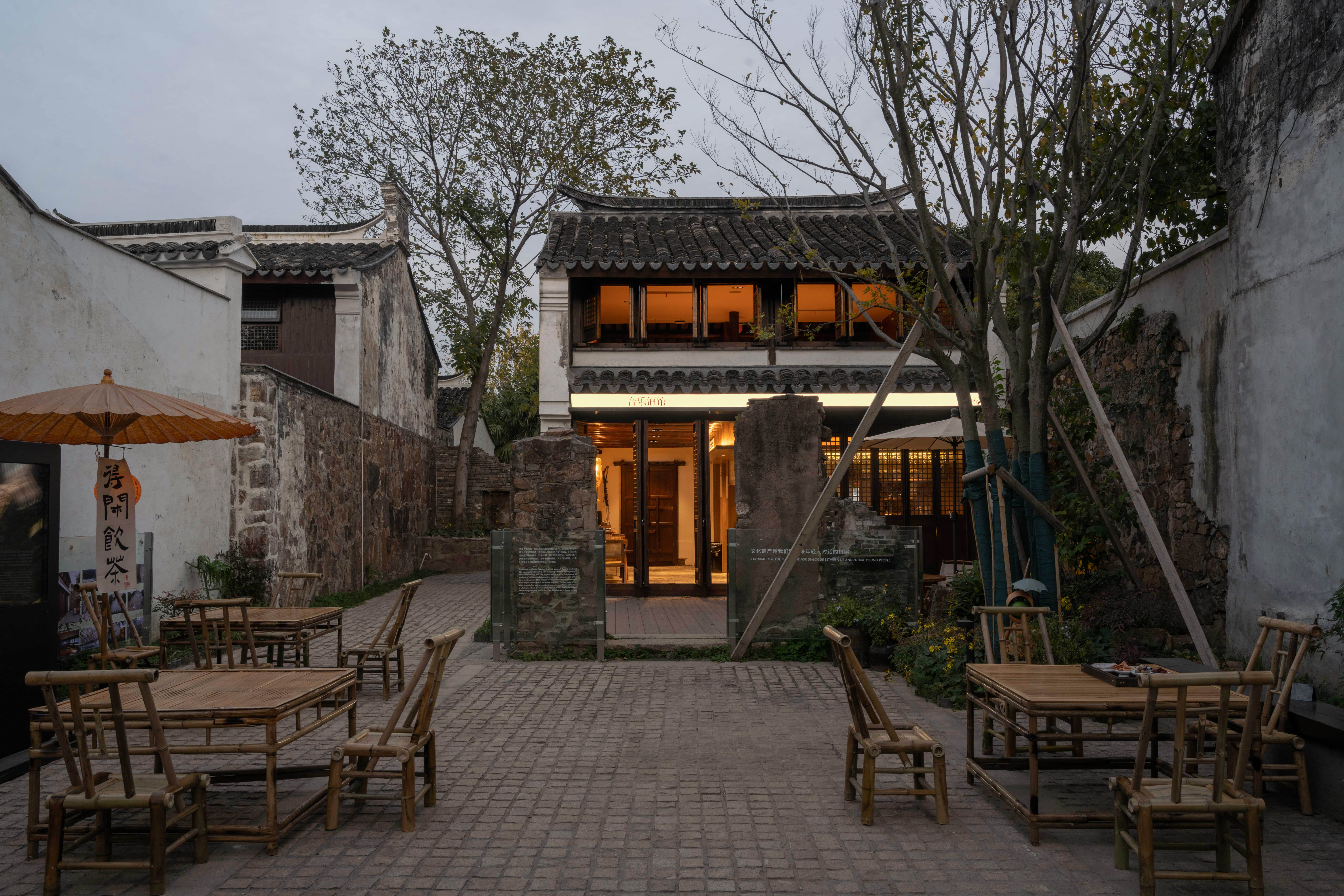 Tavern in the Yellow Walls. Jiao Xi "Shijia" Courtyard by Parallect ...