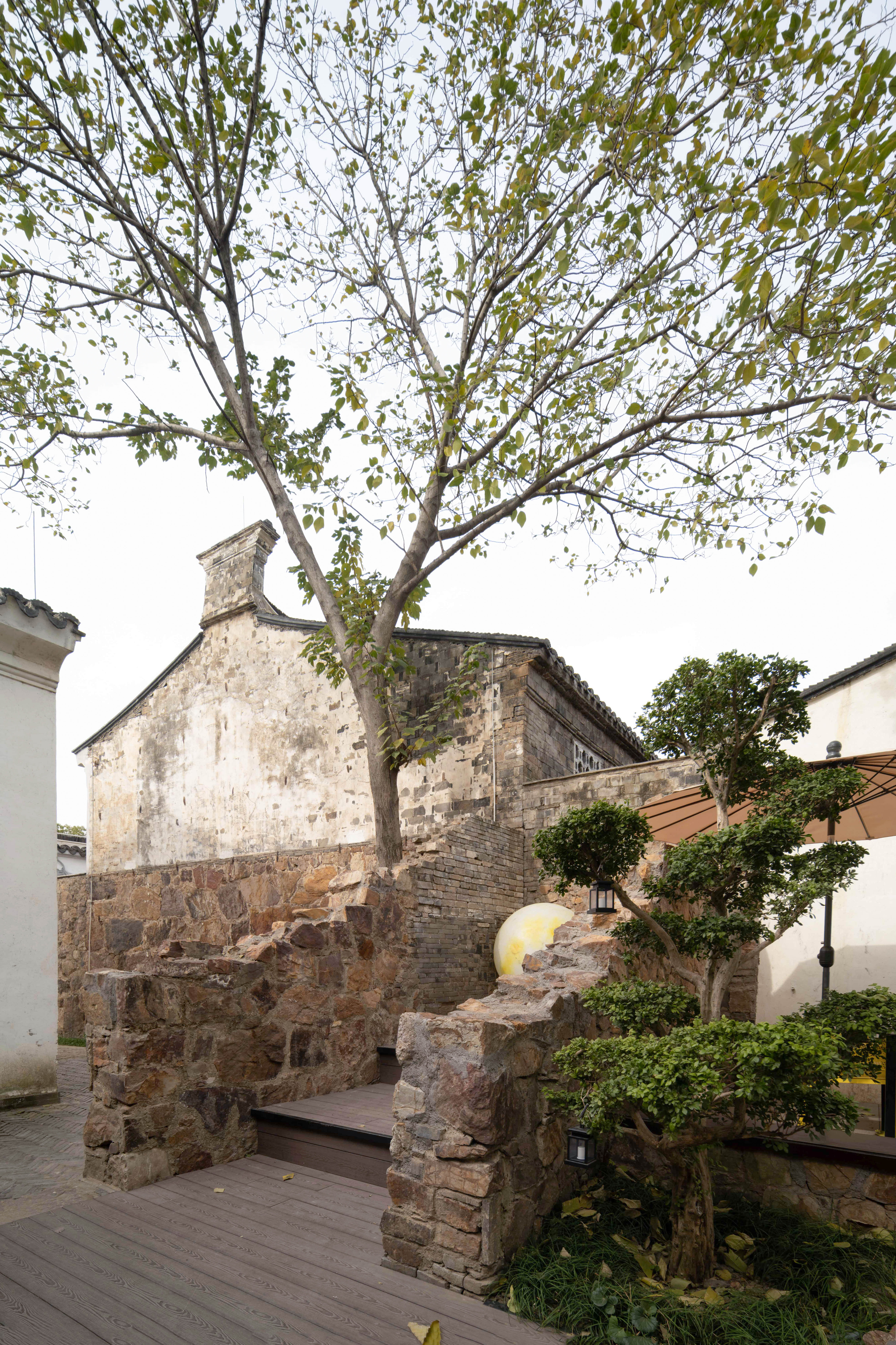 Tavern in the Yellow Walls. Jiao Xi "Shijia" Courtyard by Parallect ...