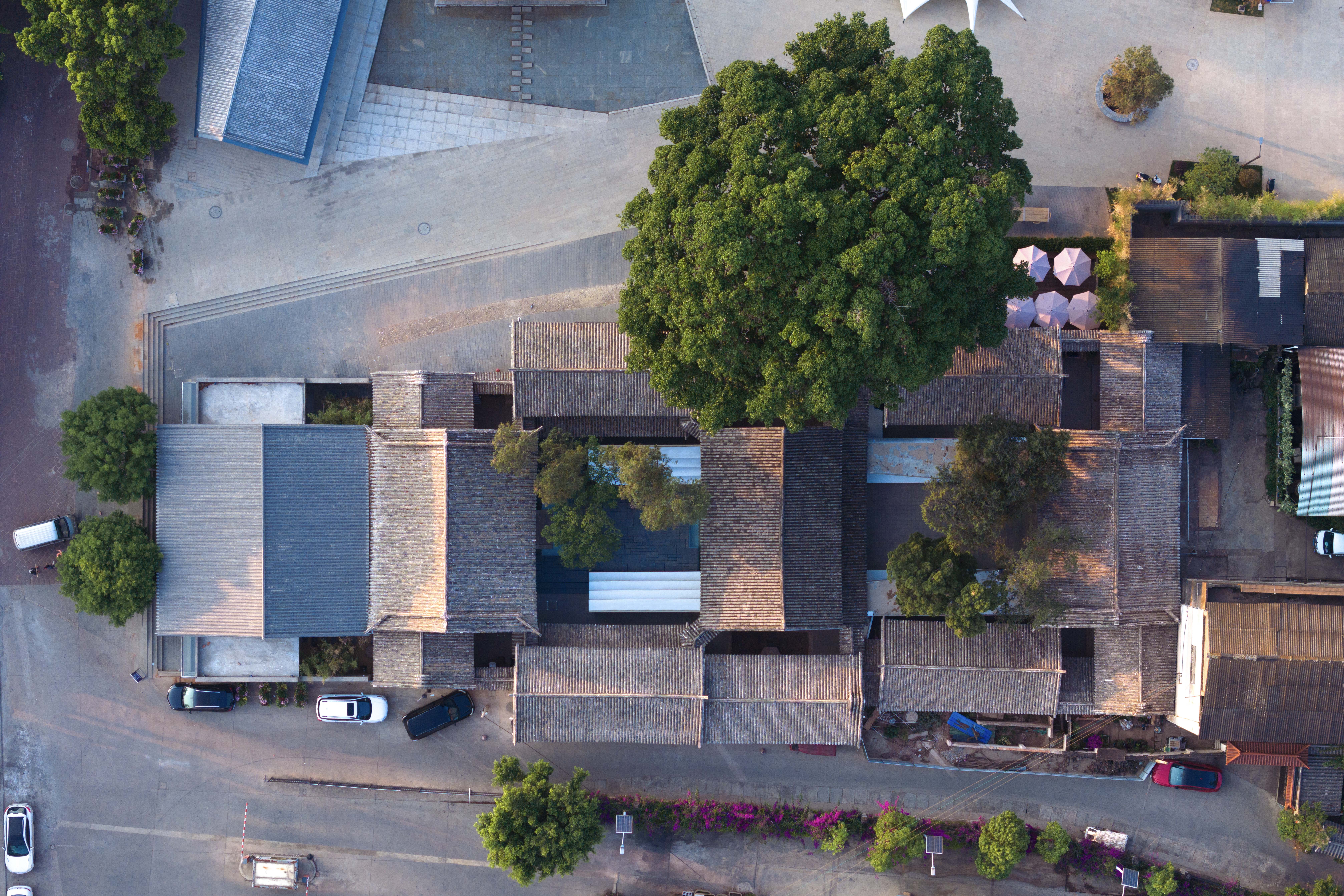 Weishan Chongzheng Academy Bookstore of Librairie Avant-Garde by Trace ...