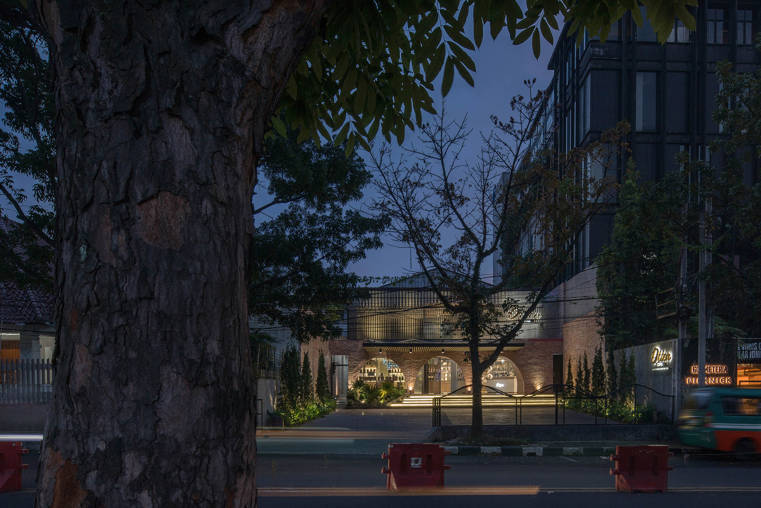 Otten Coffee Experience by Realrich Architecture Workshop - RAW ...