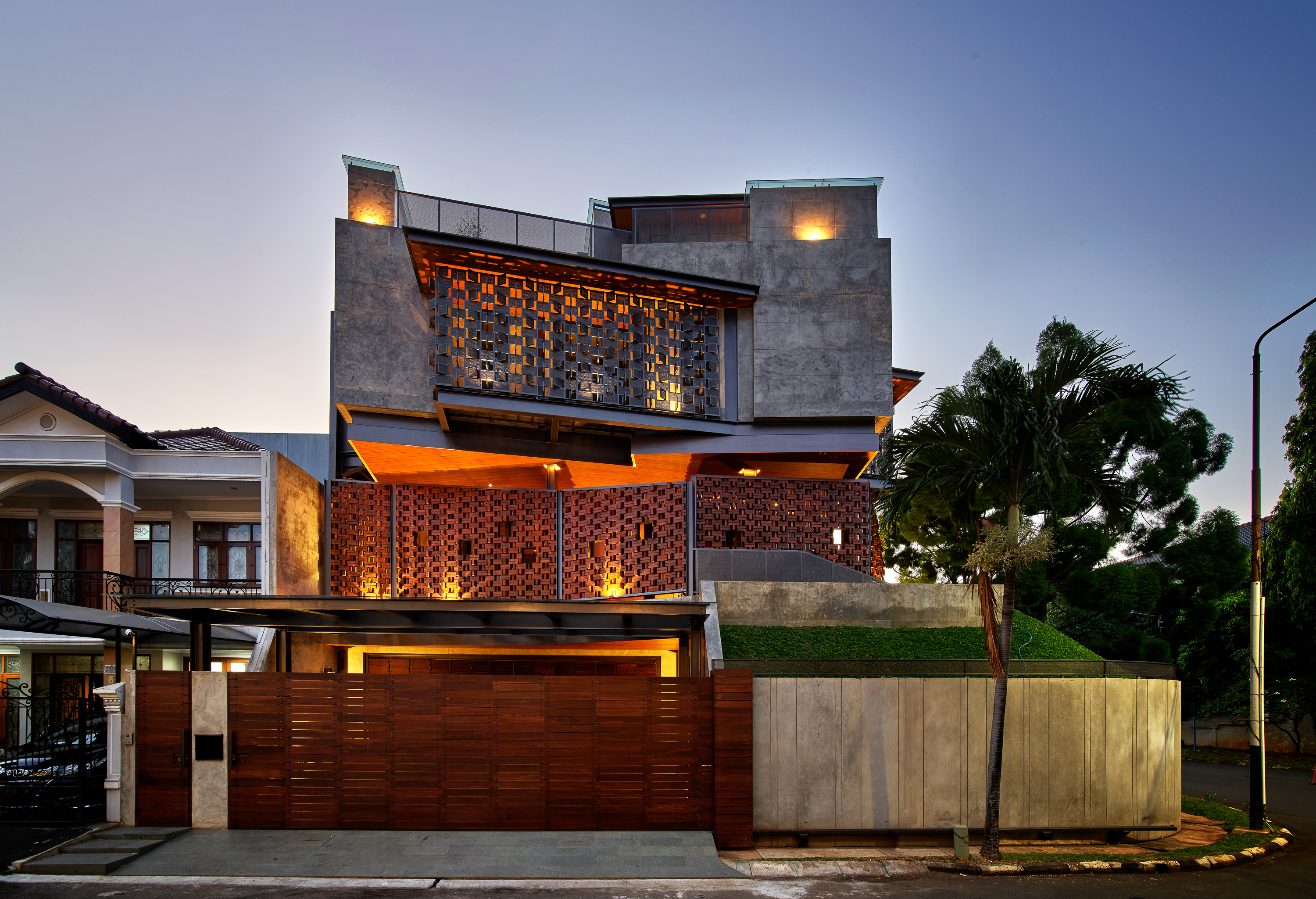 Sarang Nest House by Realrich Architecture Workshop - RAW Architecture ...