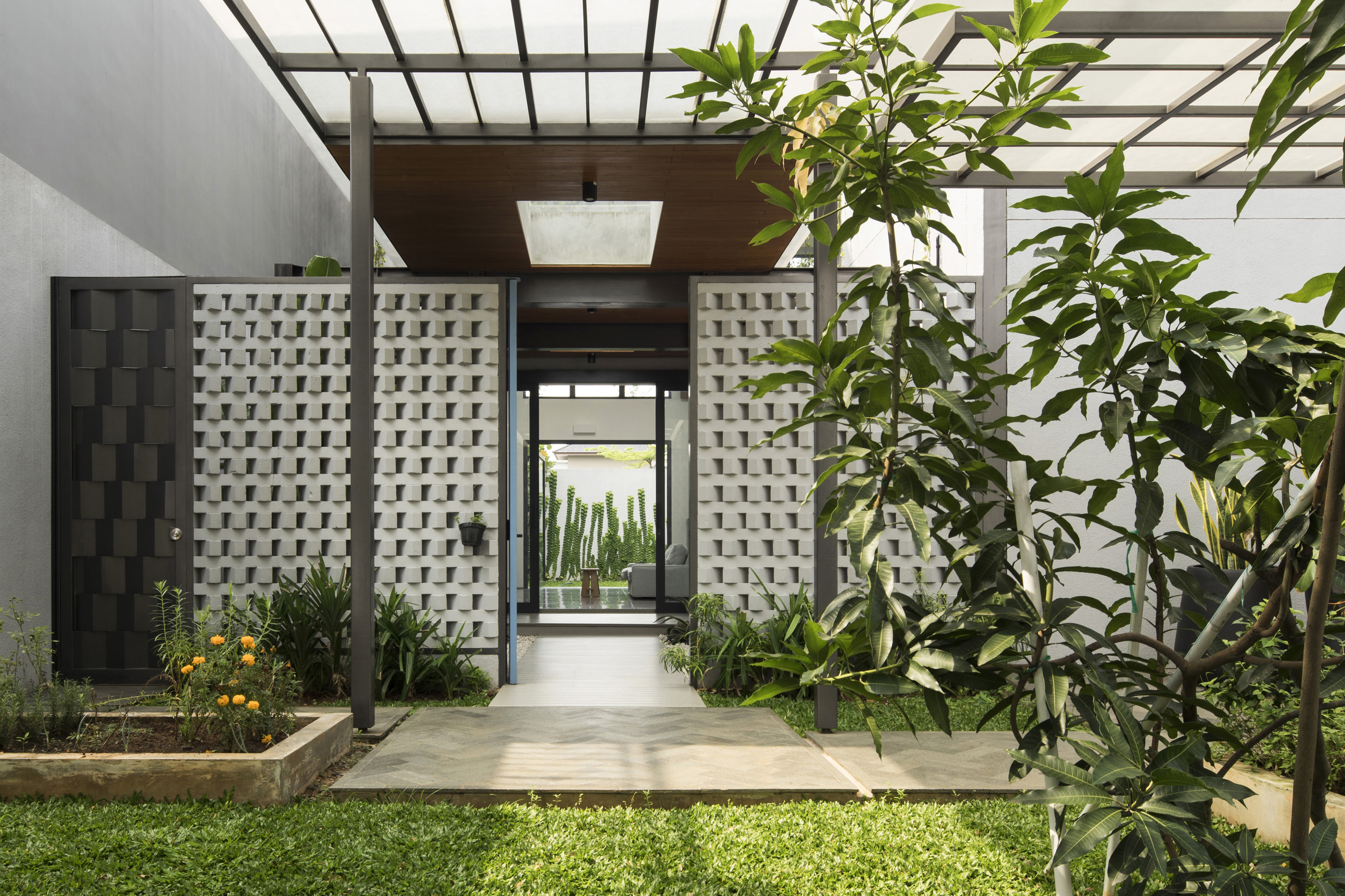 Stupa House by Realrich Architecture Workshop - RAW Architecture ...