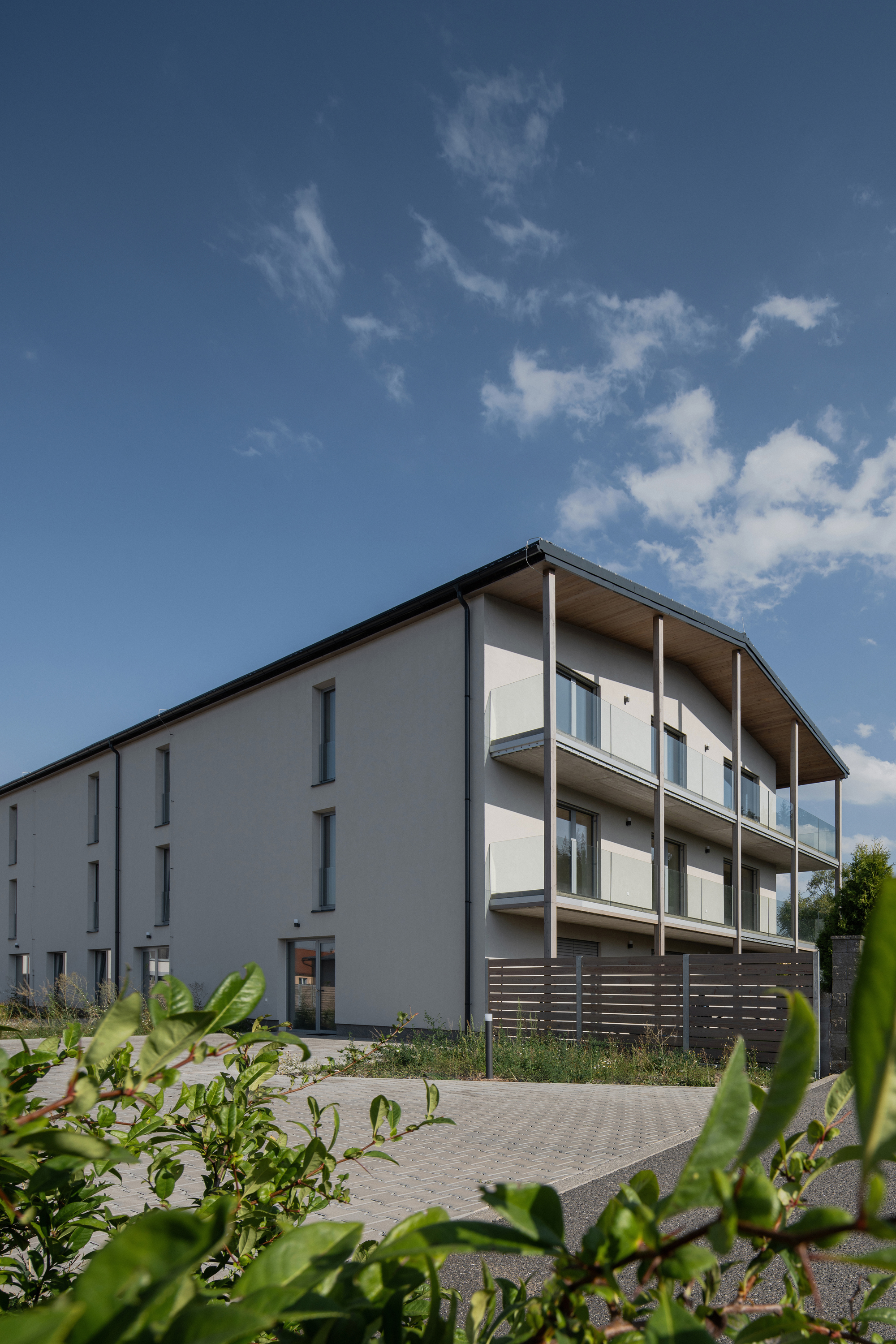 Apartment Building at the Foot of the Hill by Karnet architekti ...