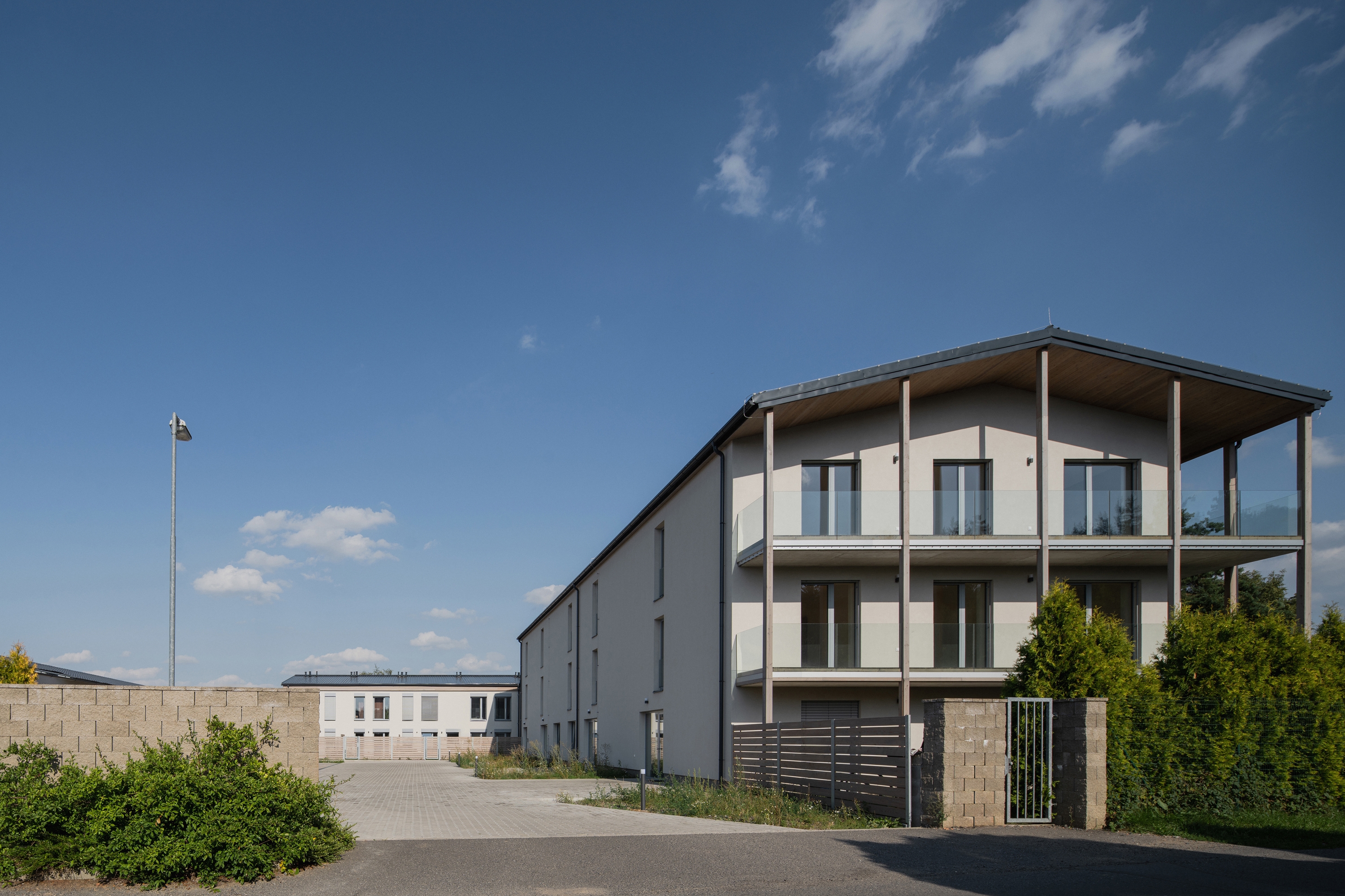 Apartment Building at the Foot of the Hill by Karnet architekti ...