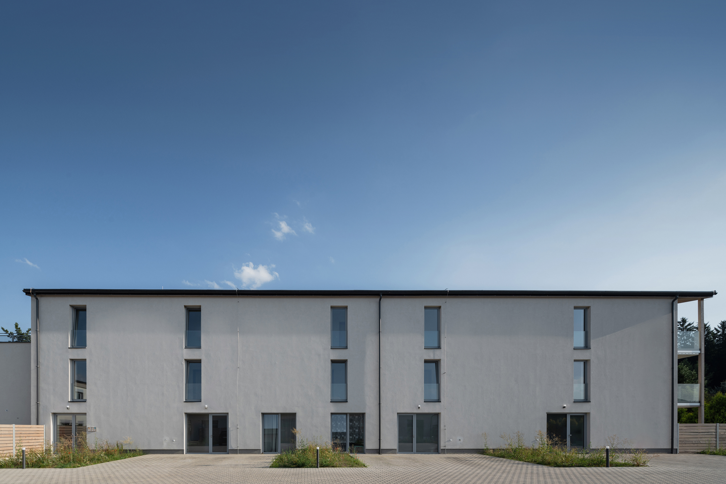 Apartment Building at the Foot of the Hill by Karnet architekti ...