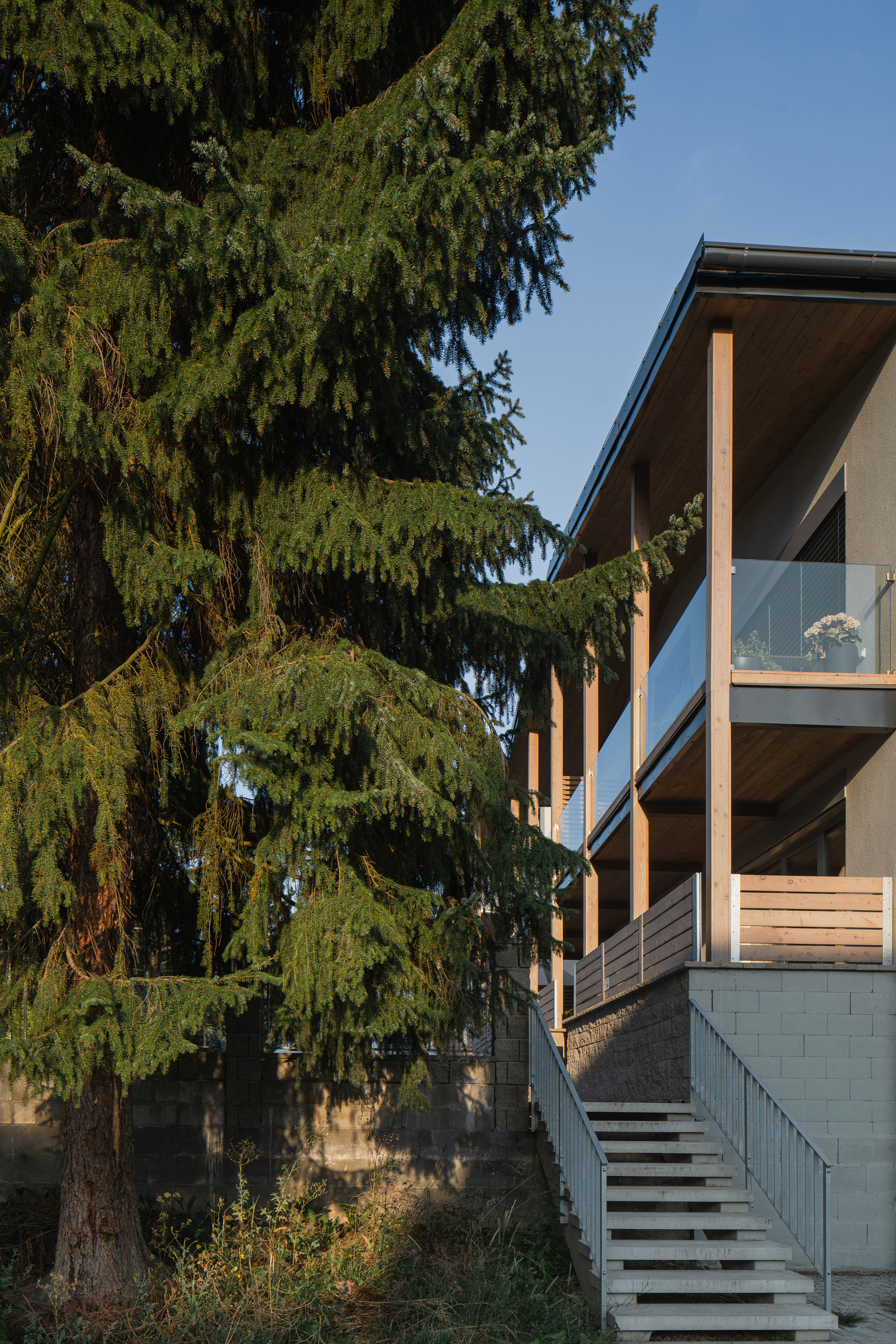 Apartment Building at the Foot of the Hill by Karnet architekti ...