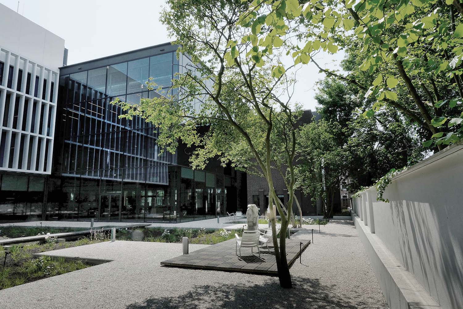 Courtyard and roof gardens Town Hall Roosendaal by Andrew van Egmond ...