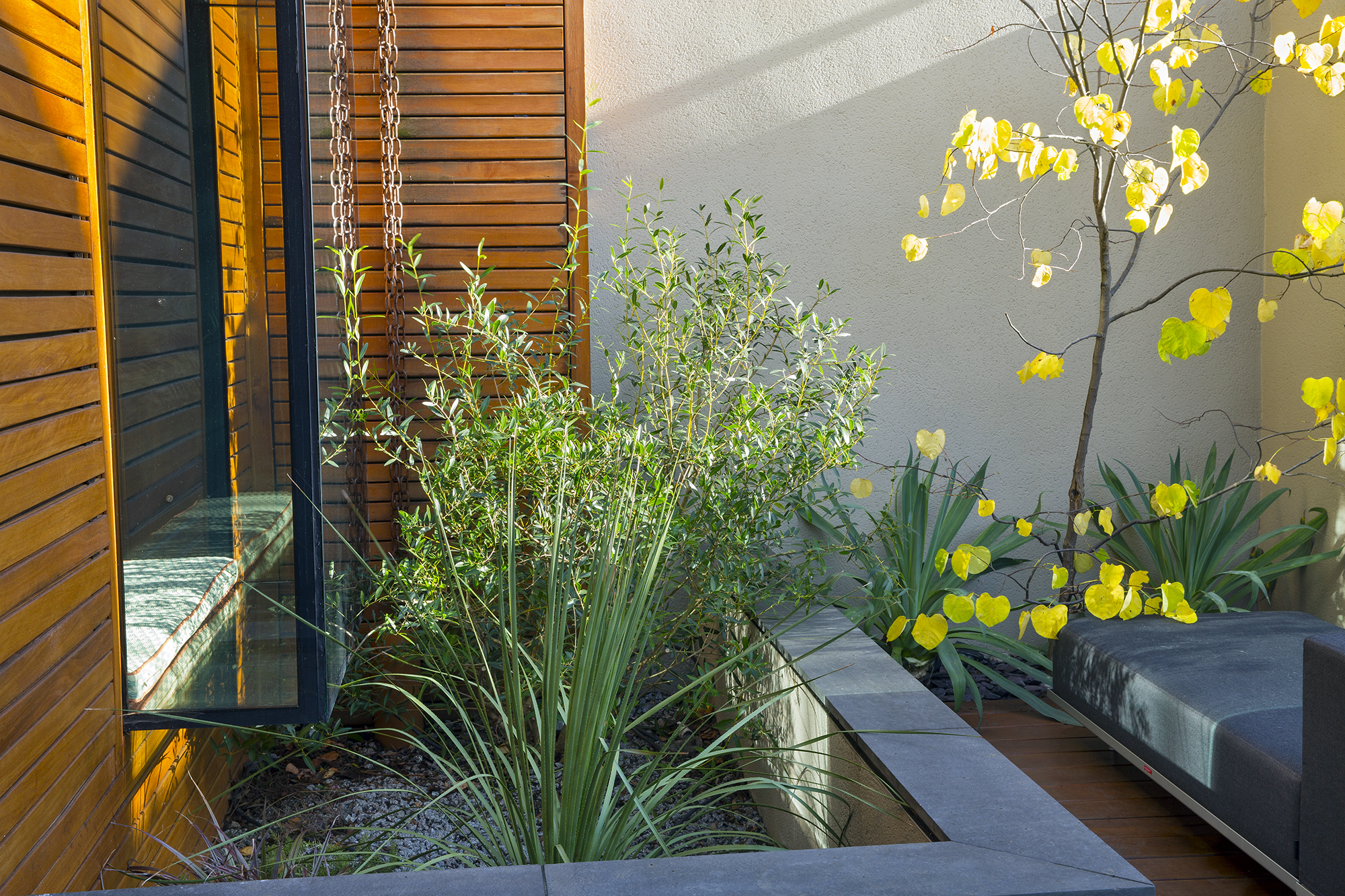 Clapham Modern Art Courtyard: Alfresco Living Superbness by ...