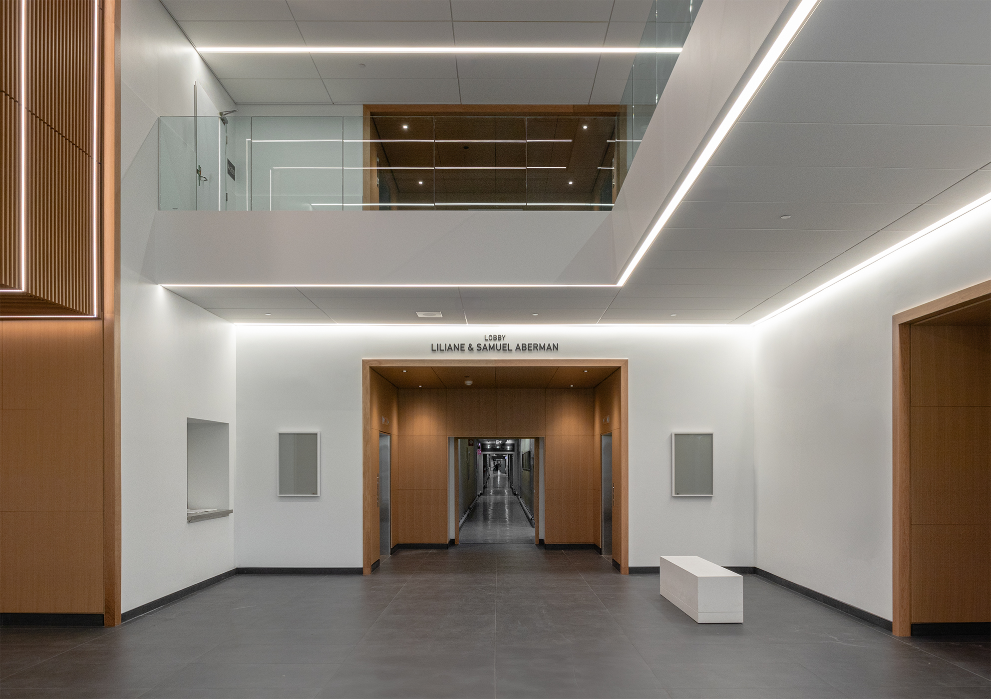 Hall d'entrée Aberman de l'Hôpital général Juif by Archi– - Architizer