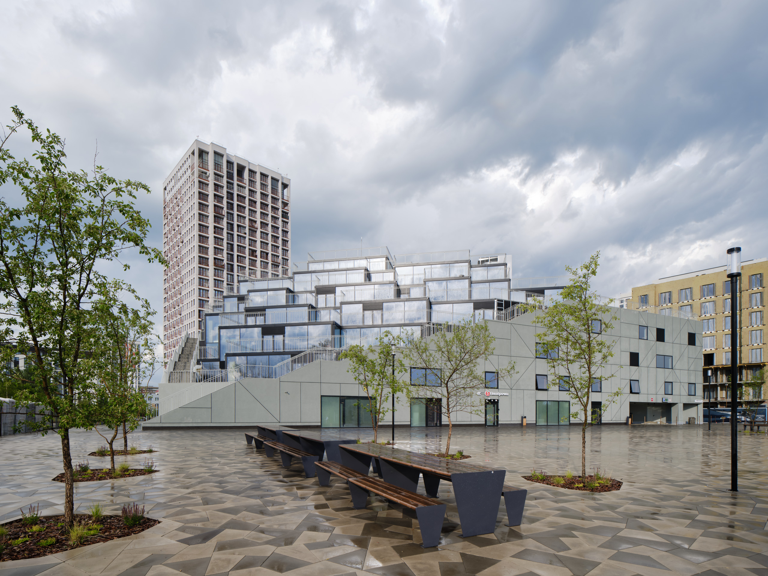 Multifunctional community center based on parking in the "European ...