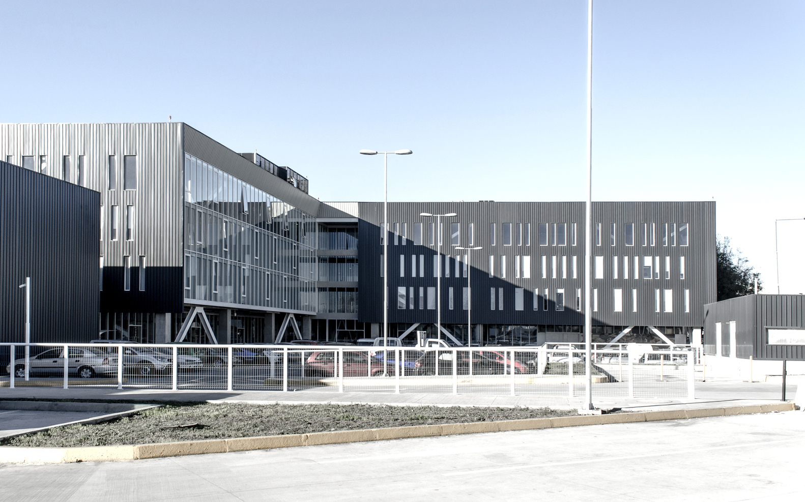 EOS Office Building by Amunategui AIA Basualdo Arquitectos Asociados ...