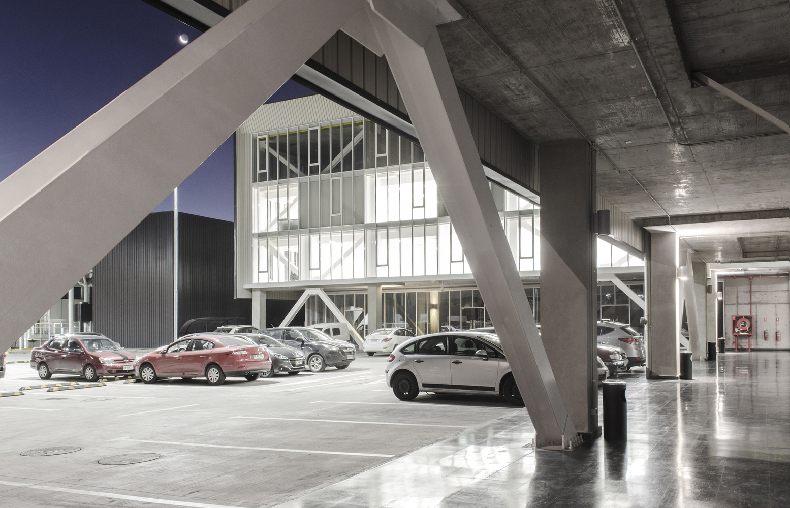 EOS Office Building by Amunategui AIA Basualdo Arquitectos Asociados ...