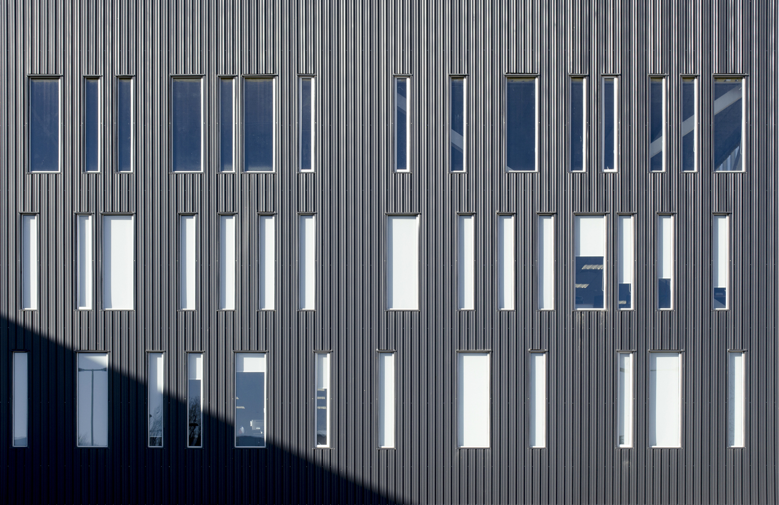 EOS Office Building by Amunategui AIA Basualdo Arquitectos Asociados ...