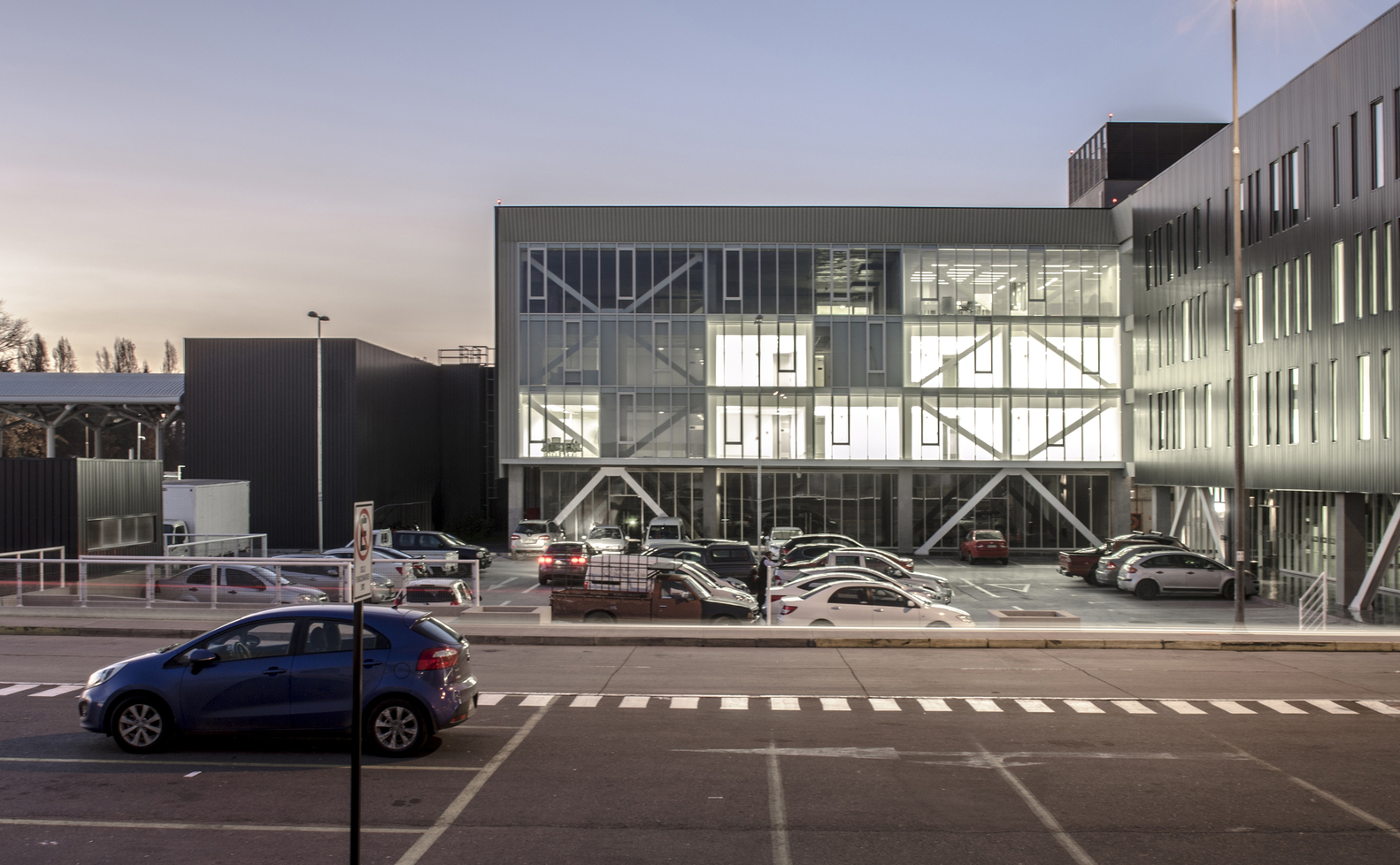 EOS Office Building by Amunategui AIA Basualdo Arquitectos Asociados ...