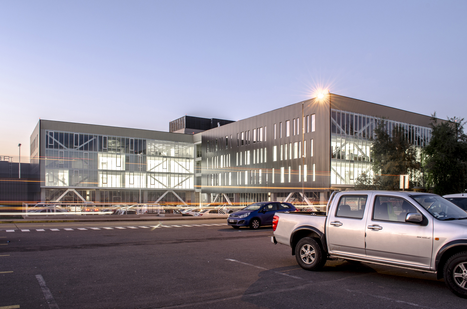 EOS Office Building by Amunategui AIA Basualdo Arquitectos Asociados ...