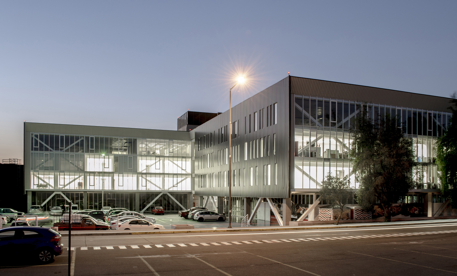 EOS Office Building by Amunategui AIA Basualdo Arquitectos Asociados ...