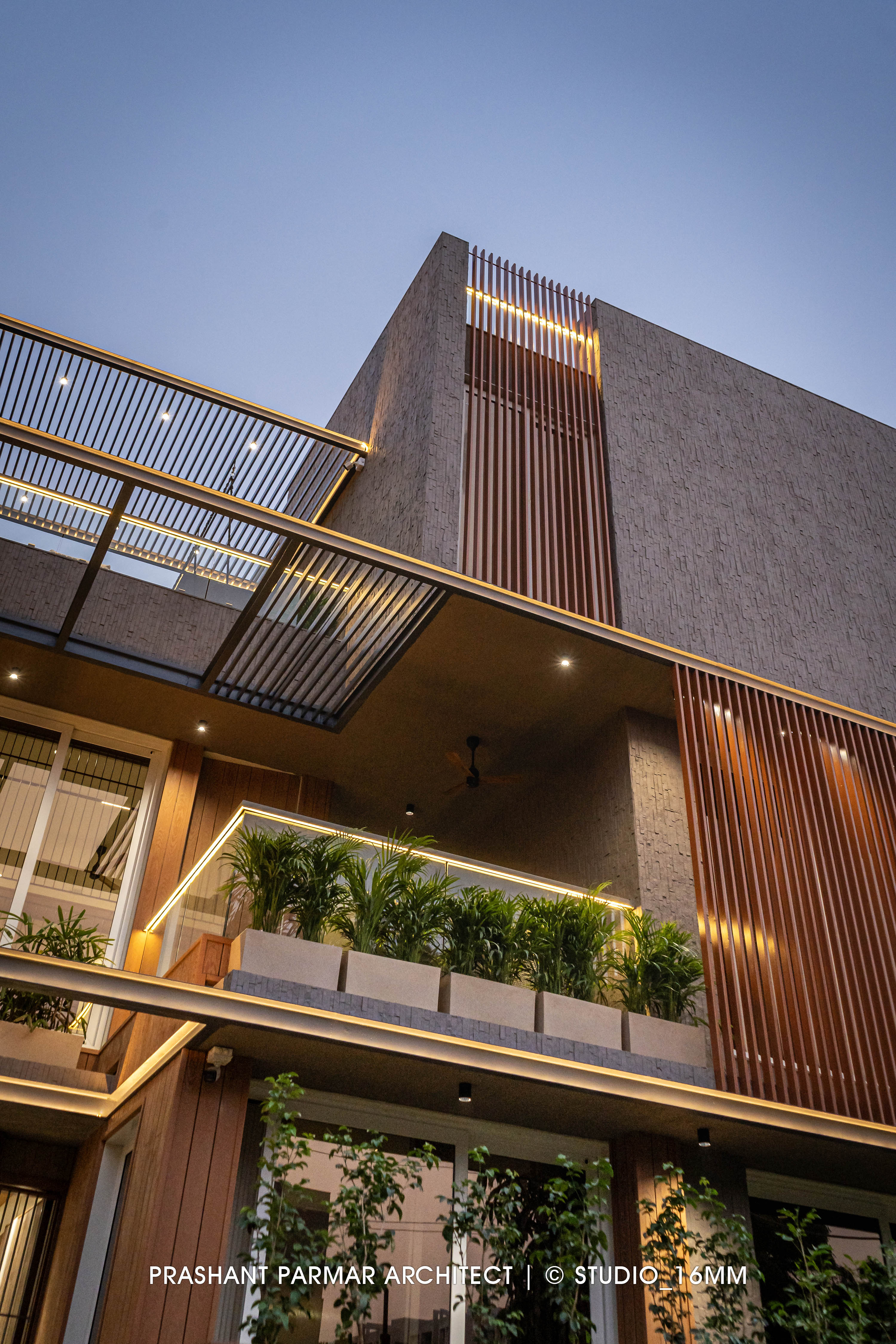 The House Of Frames by Prashant Parmar Architect | Shayona Consultants ...