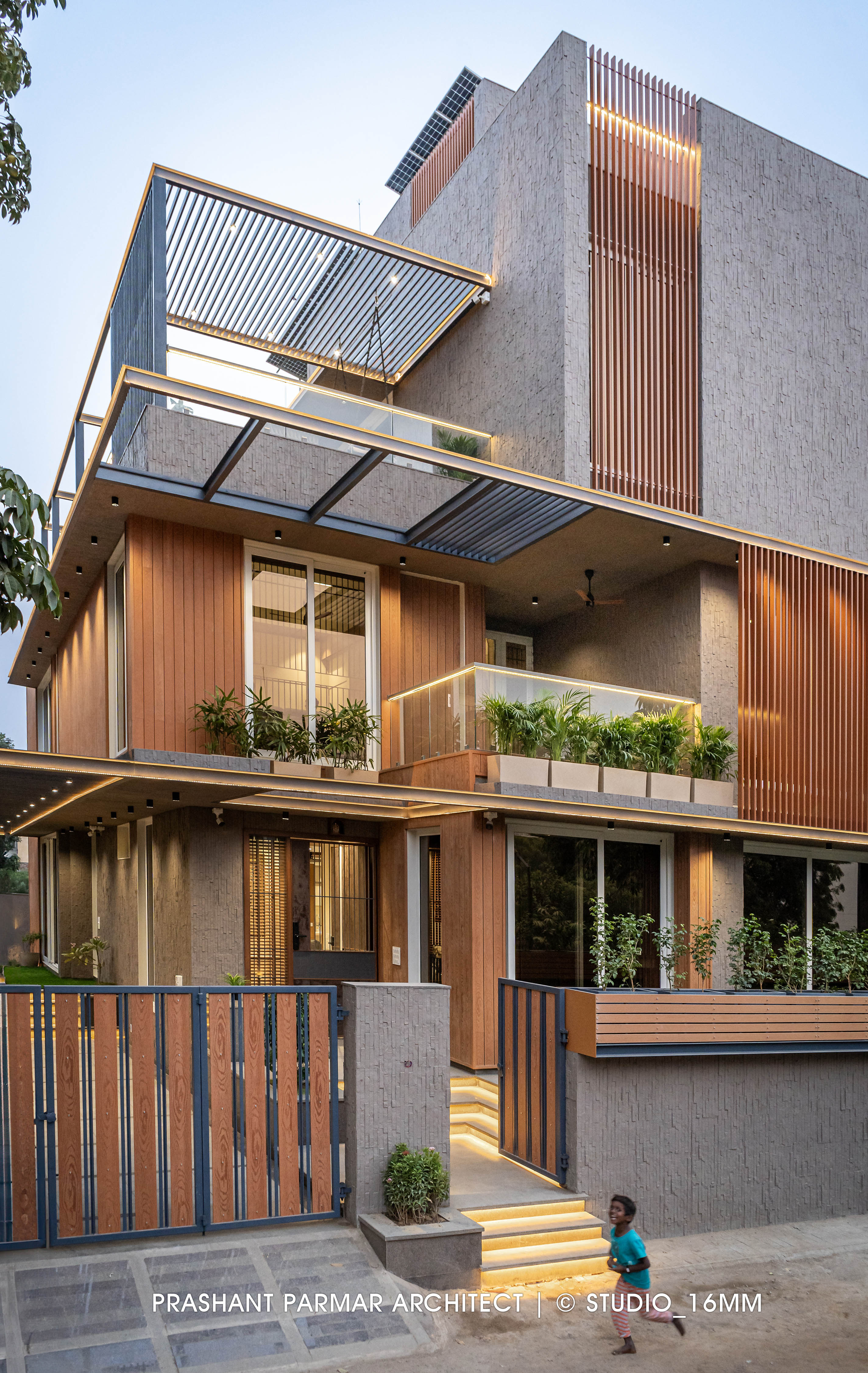 The House Of Frames by Prashant Parmar Architect | Shayona Consultants ...