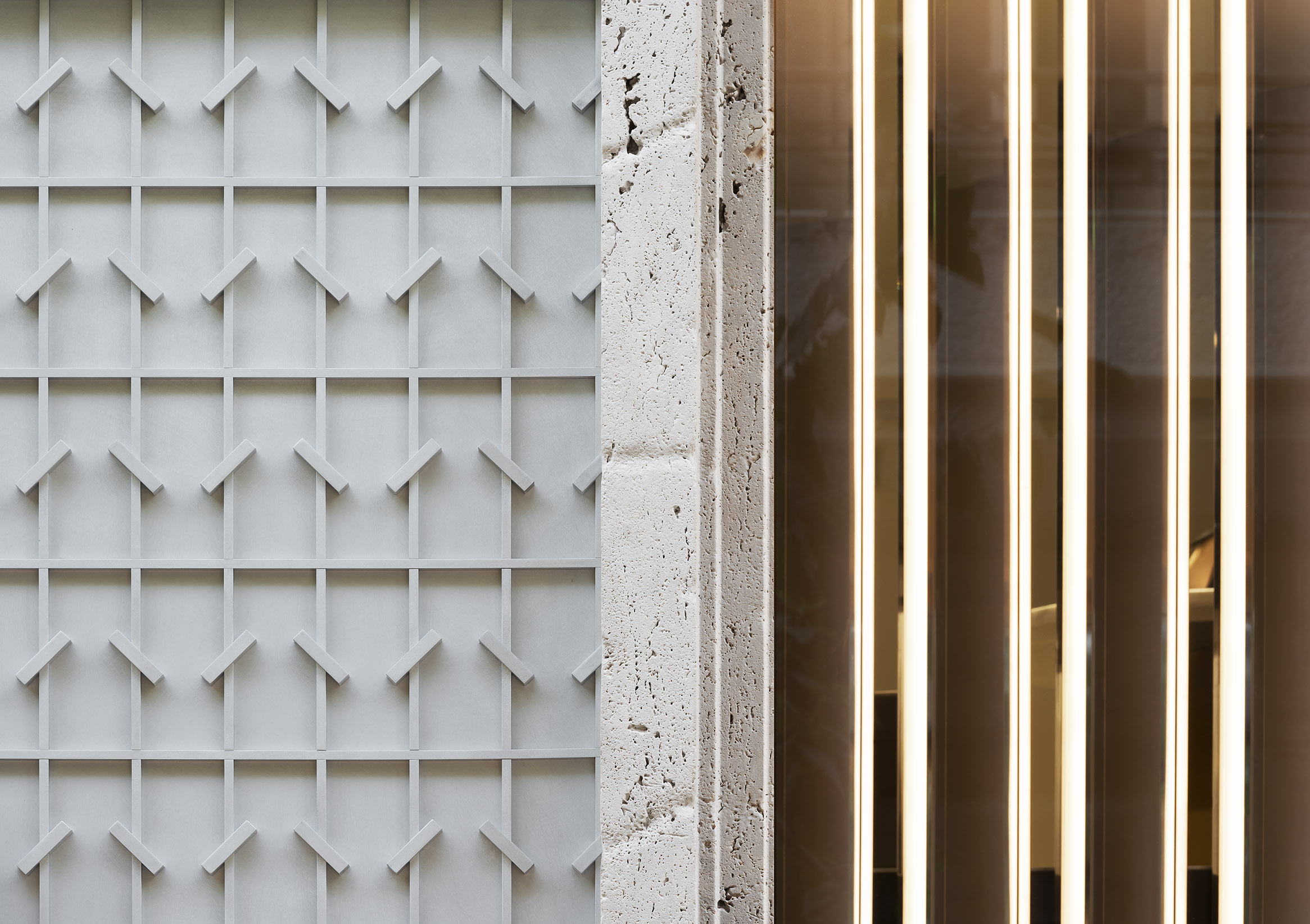 Idea 4117661: Nikos Koulis flagship by bureau de change in Athens ...