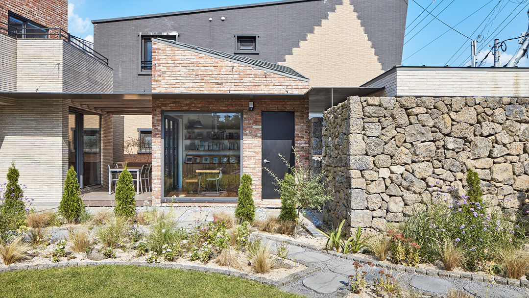 Jeju Haendong House ‘Dain House (Home Sweet Home)’ by UTAA - Architizer