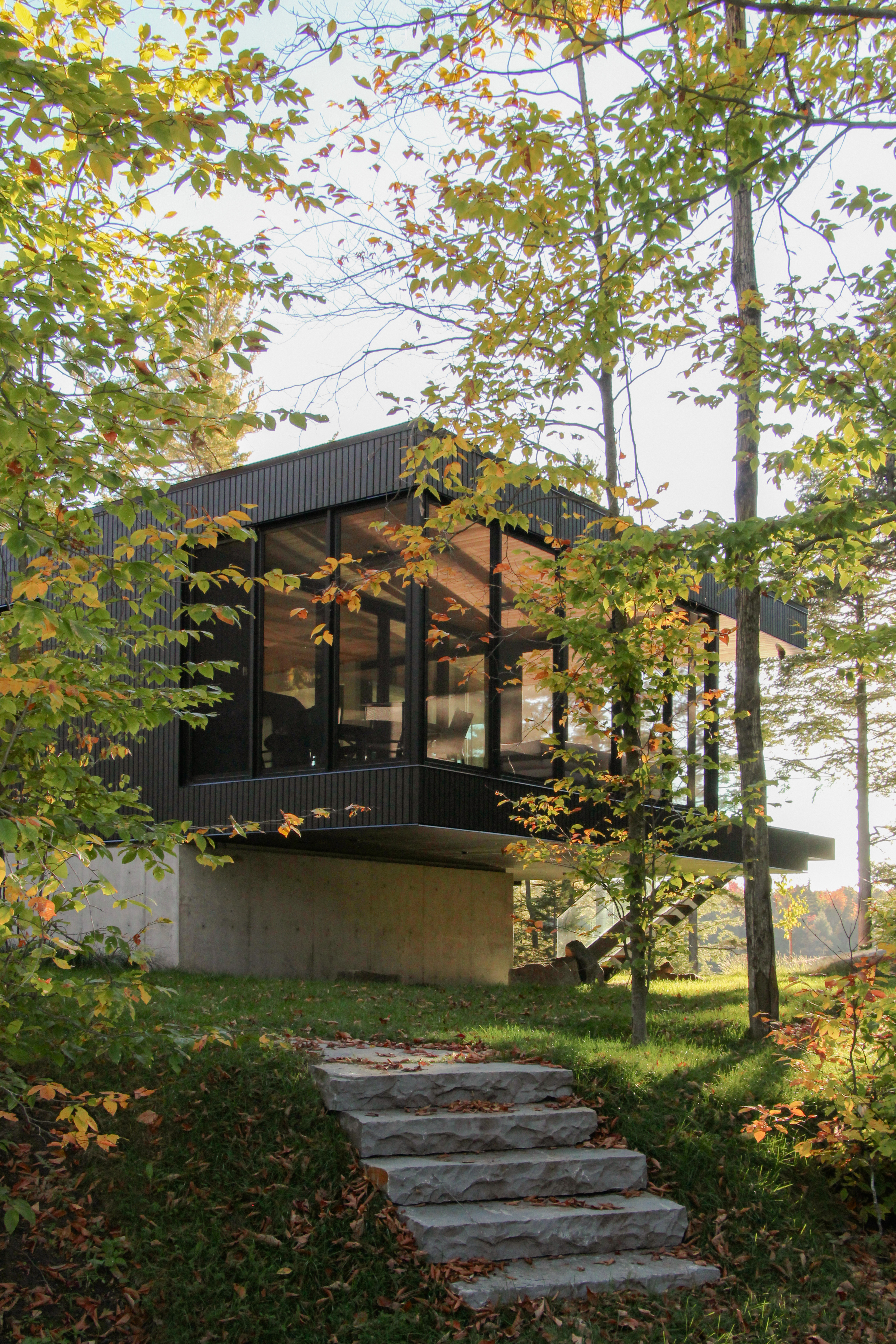 Idea 4131053: Between Lake and Forest by LOCUS architecture + design in Sainte-Anne-des-Lacs ...