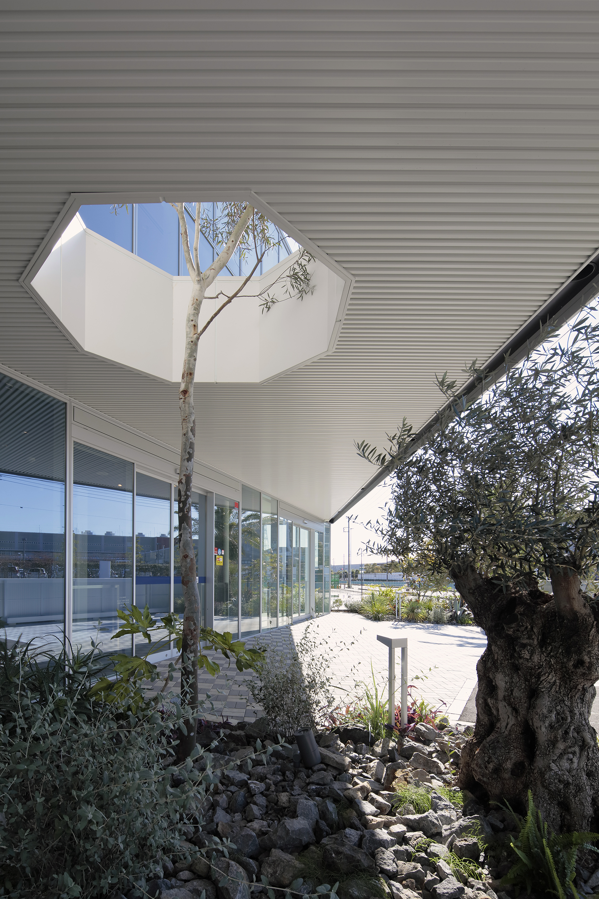 TEMAC headquarters building by FEDL (Far East Design Lab.) - Architizer