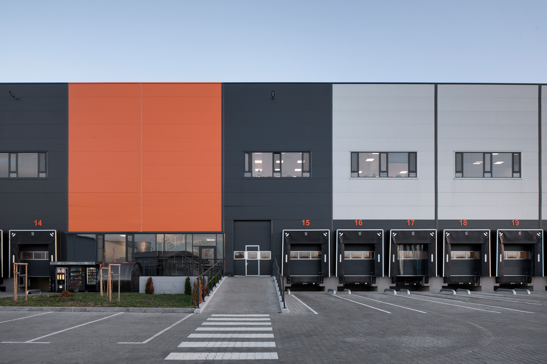 Fresh&Frozen Logistics and Warehouse by IPA - Architecture and more ...